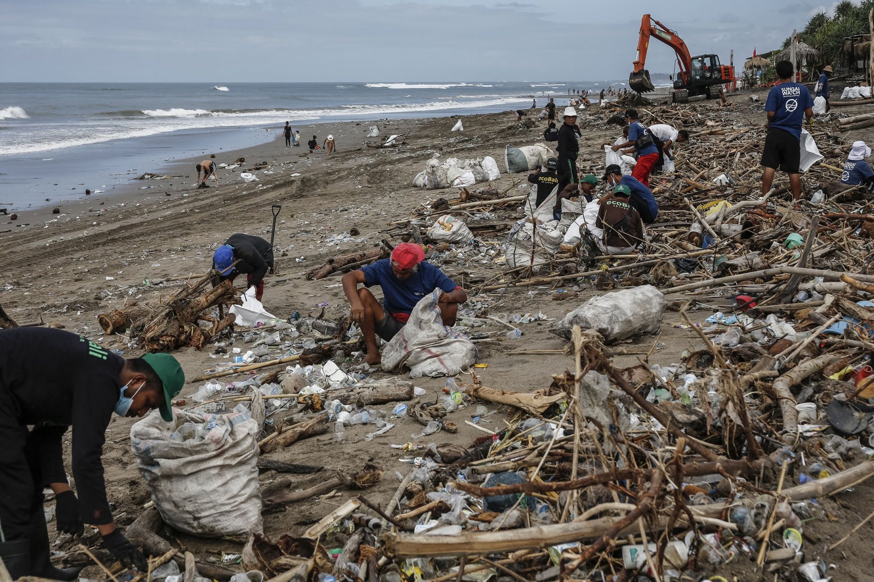 Iconic Bali beaches swamped with trash after monsoons | Daily Sabah