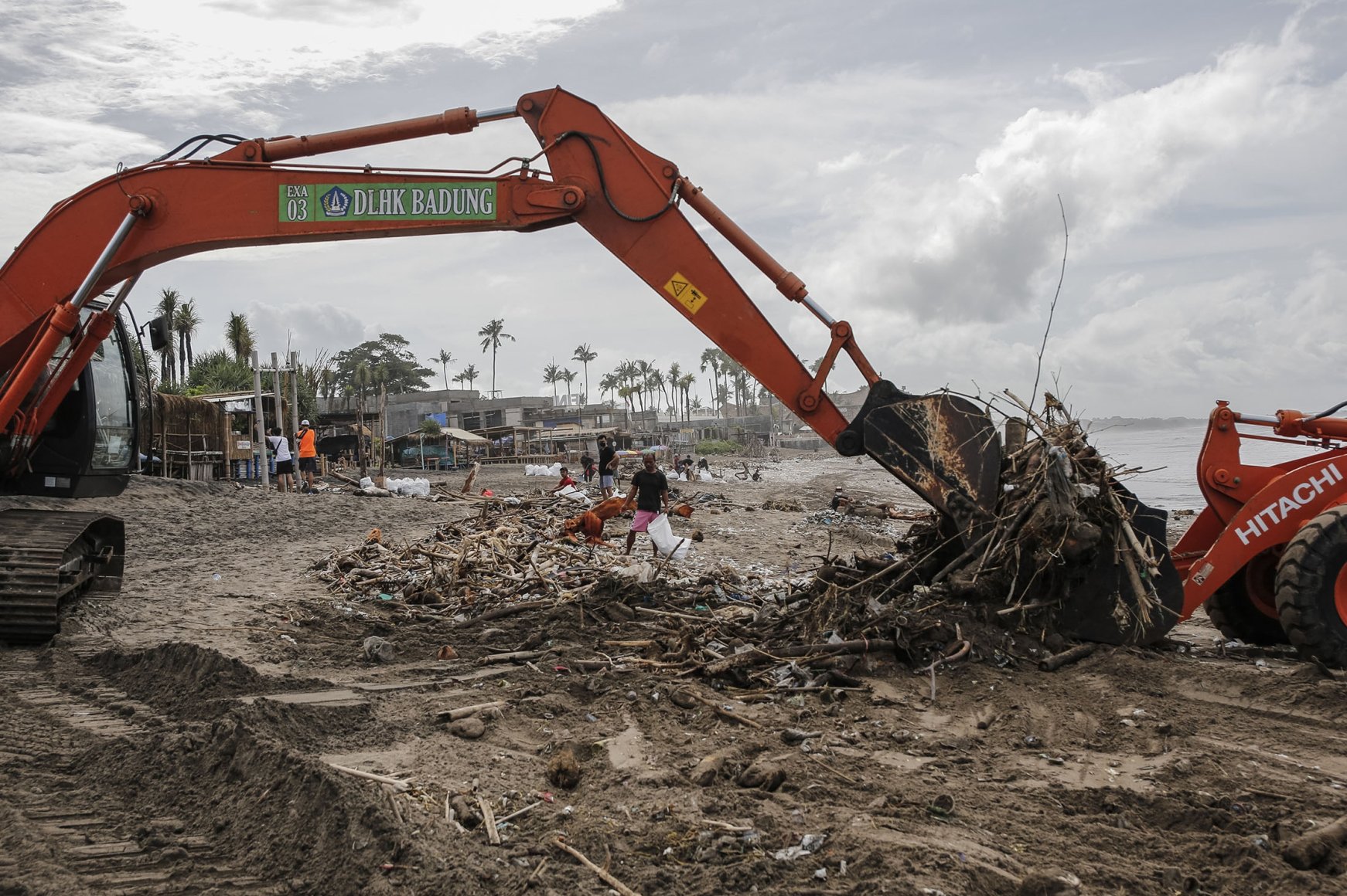 Iconic Bali beaches swamped with trash after monsoons | Daily Sabah