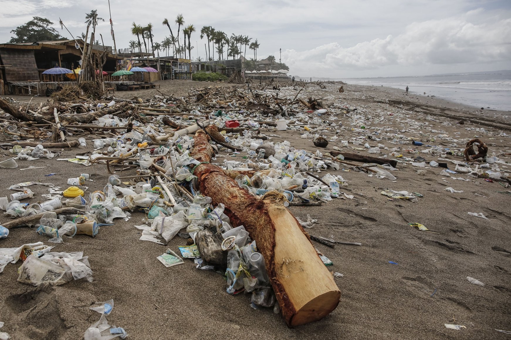 Iconic Bali beaches swamped with trash after monsoons | Daily Sabah