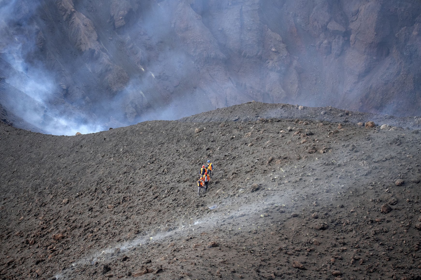 Lull in La Palma volcano activity allows look into crater | Daily Sabah