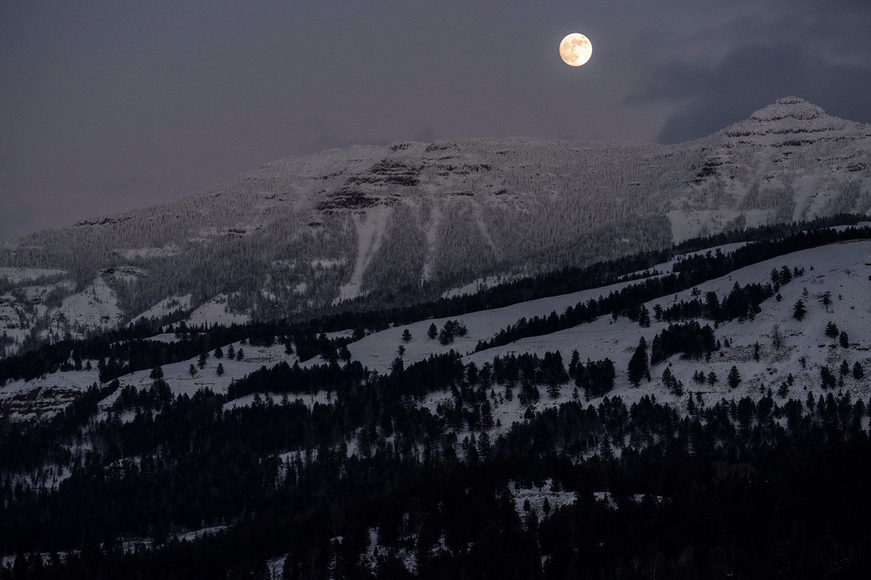Cold moon illuminates night sky as 2021 nears its end | Daily Sabah