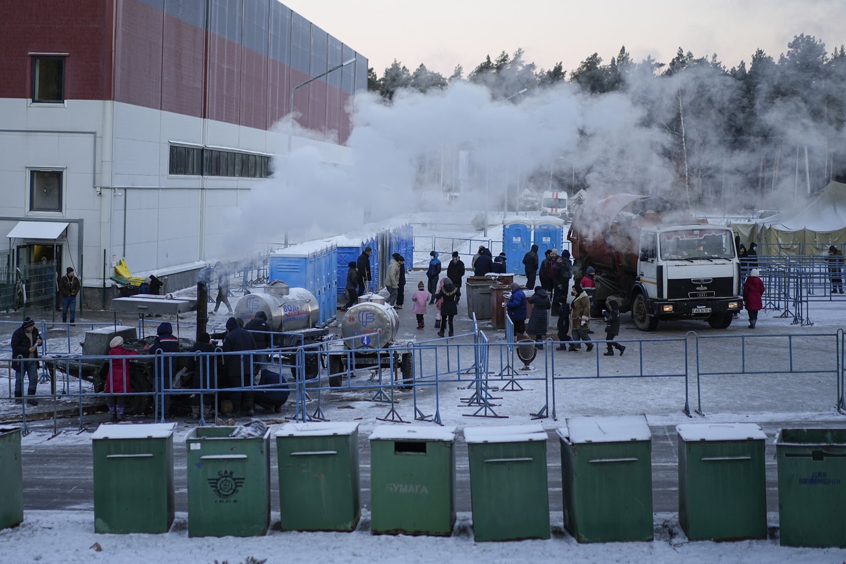 Migrants stuck in freezing cold at Belarus-Poland border | Daily Sabah
