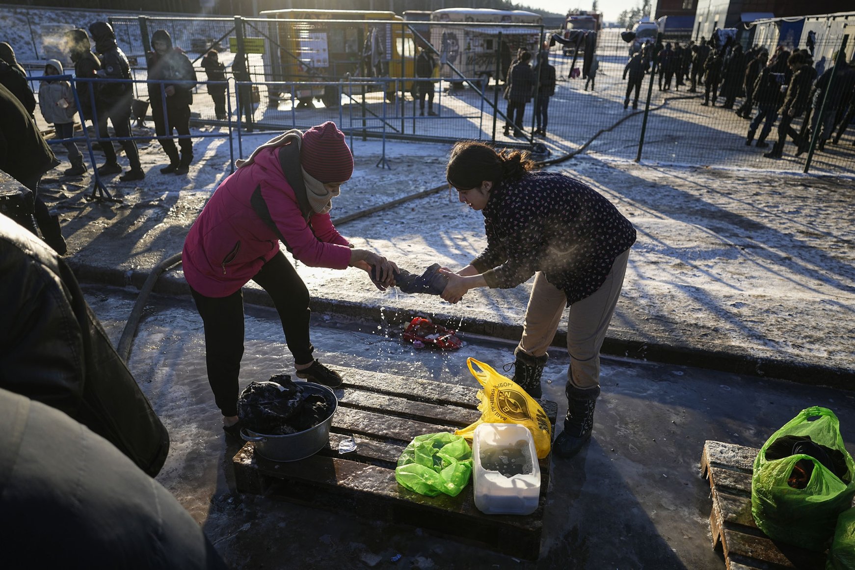 Migrants stuck in freezing cold at Belarus-Poland border | Daily Sabah