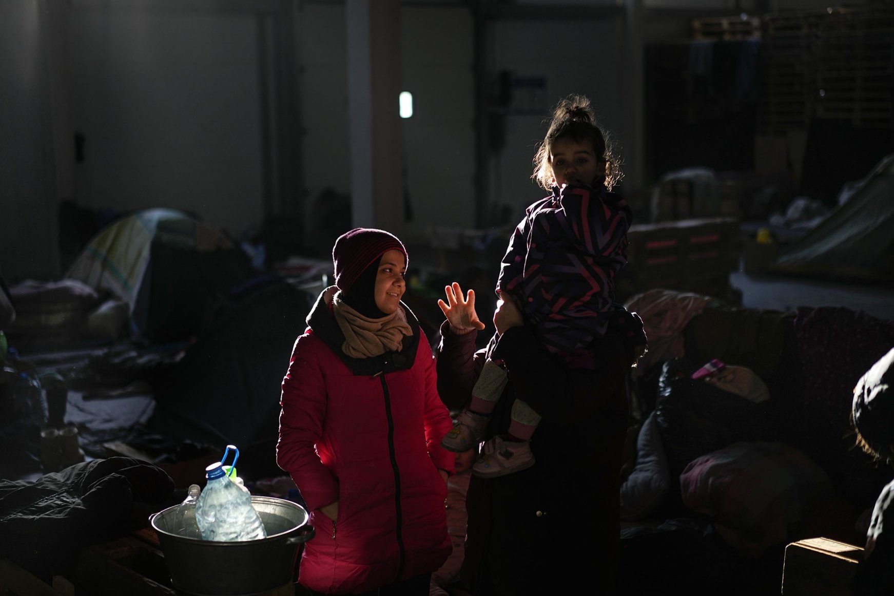 Migrants stuck in freezing cold at Belarus-Poland border | Daily Sabah