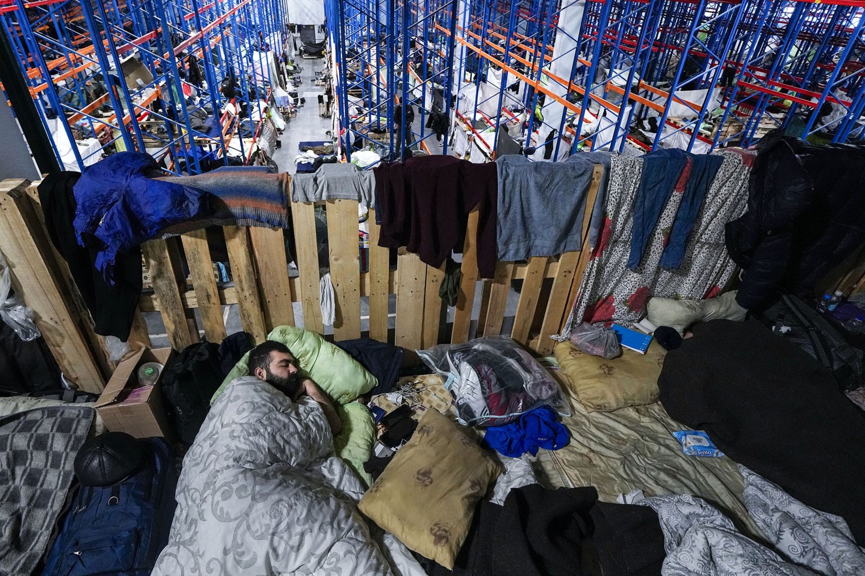 Migrants stuck in freezing cold at Belarus-Poland border | Daily Sabah