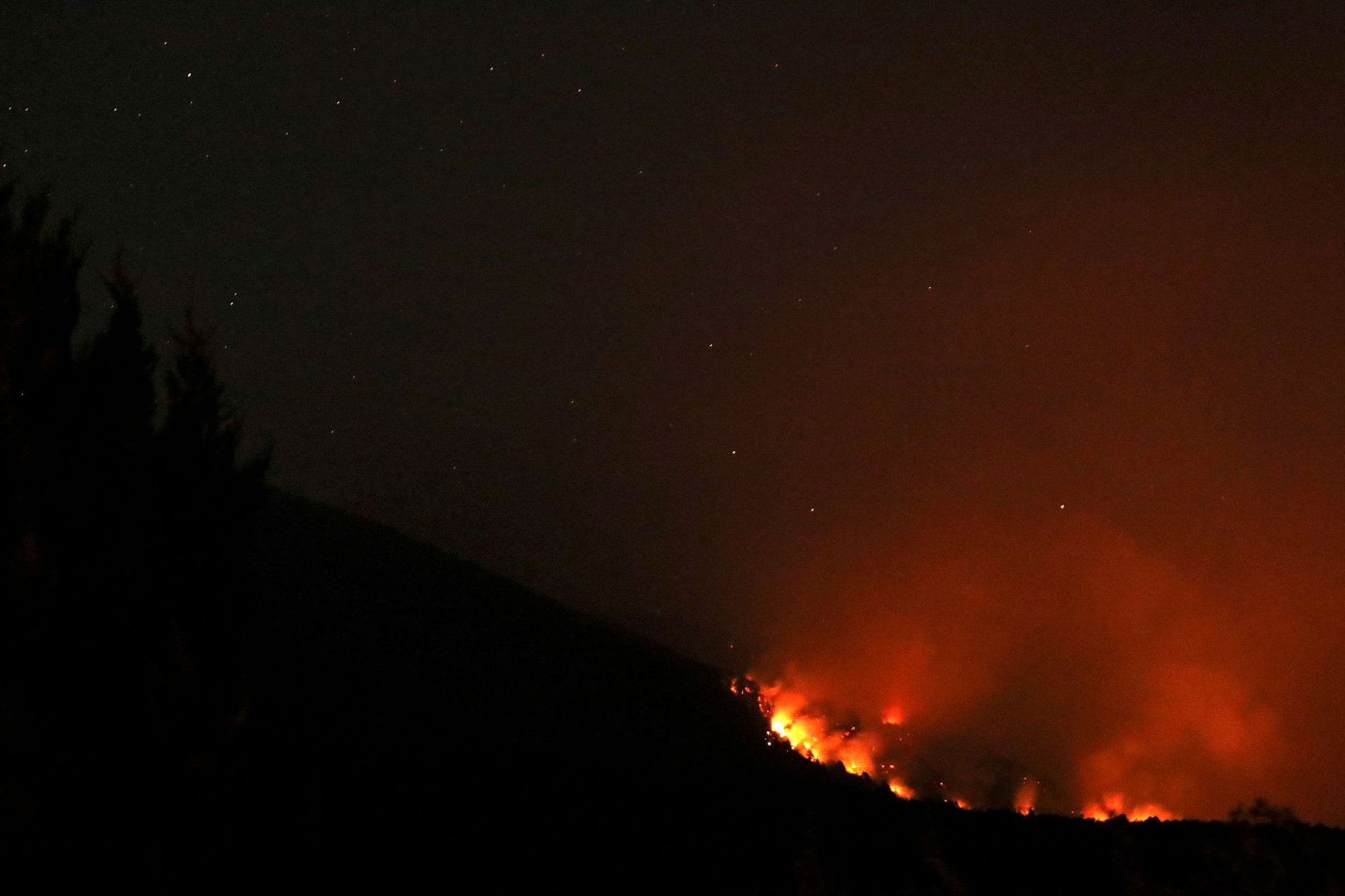 Fire rages for weeks in Argentina's Patagonia | Daily Sabah