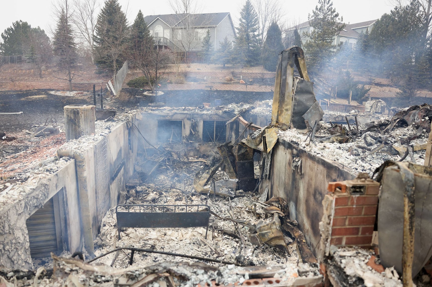 Over 1,000 homes razed to the ground by urban wildfire in Colorado ...