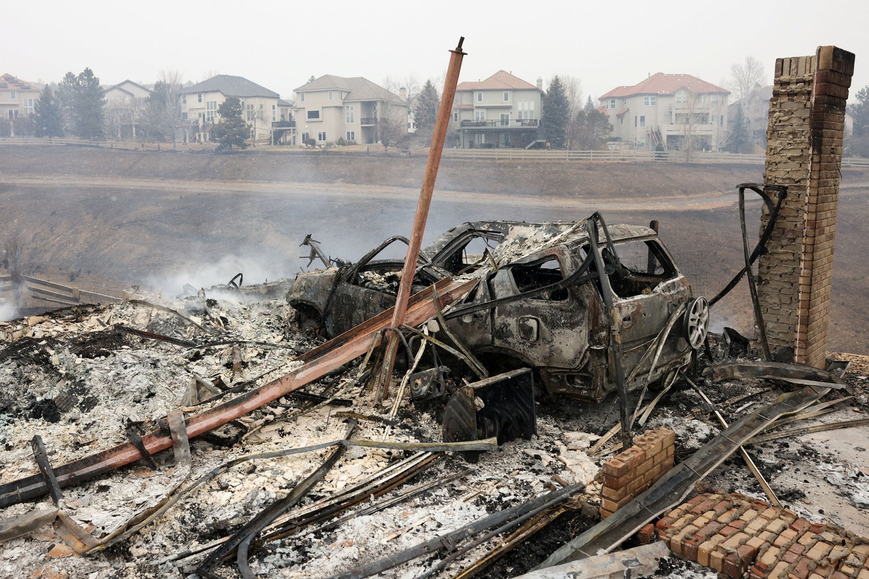 Over 1,000 homes razed to the ground by urban wildfire in Colorado ...