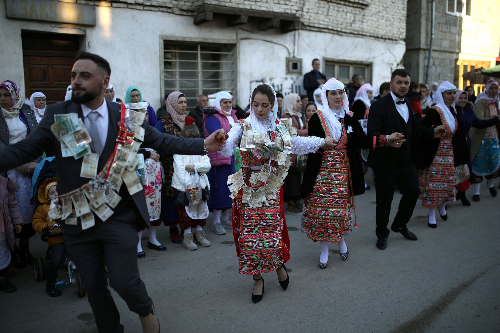 No white dress but white face: A Bulgarian Muslim bridal tradition ...