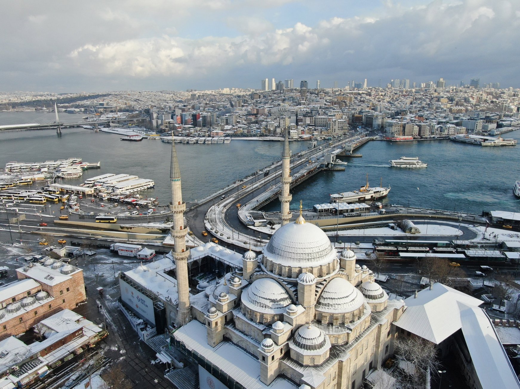 Just in time for the winter break: Istanbul gets coat of snow | Daily Sabah