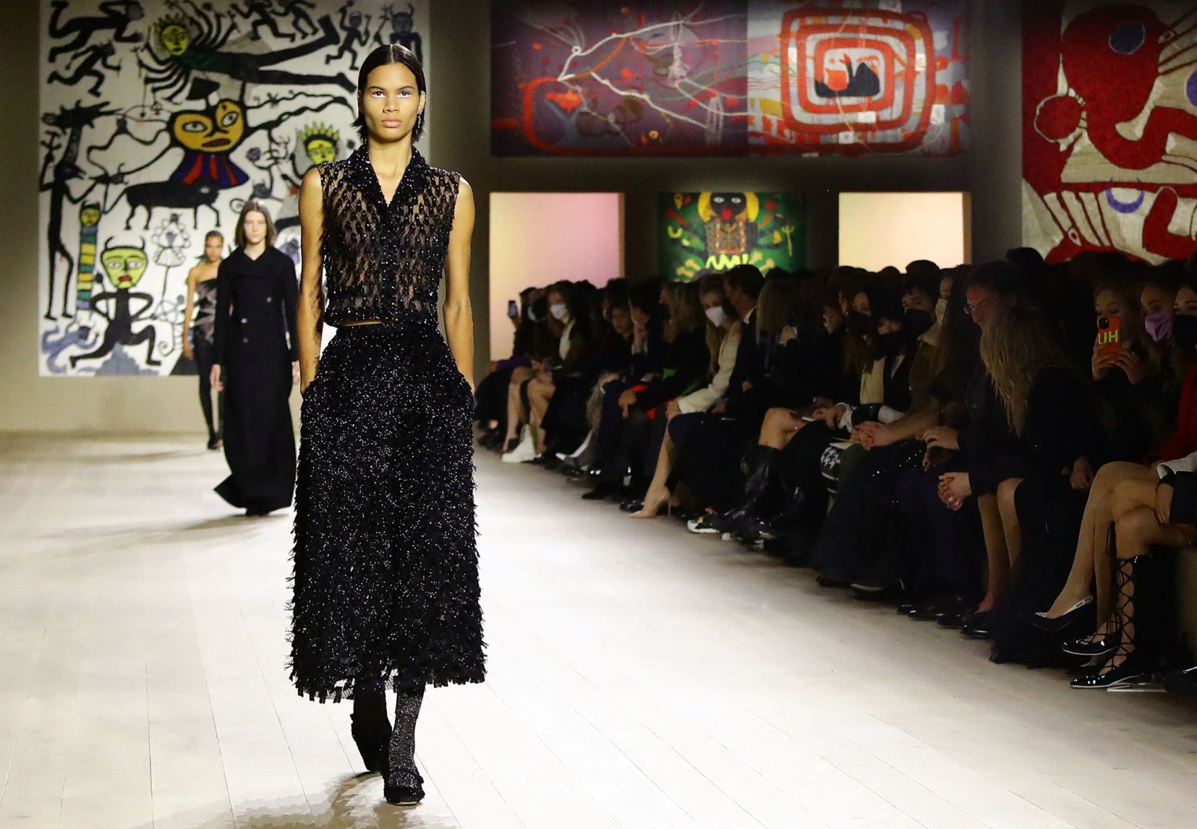 Dior's glittering craftmanship showcased on Paris runway | Daily Sabah