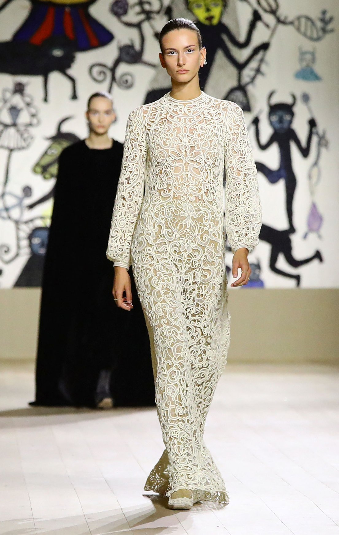 Dior's glittering craftmanship showcased on Paris runway | Daily Sabah