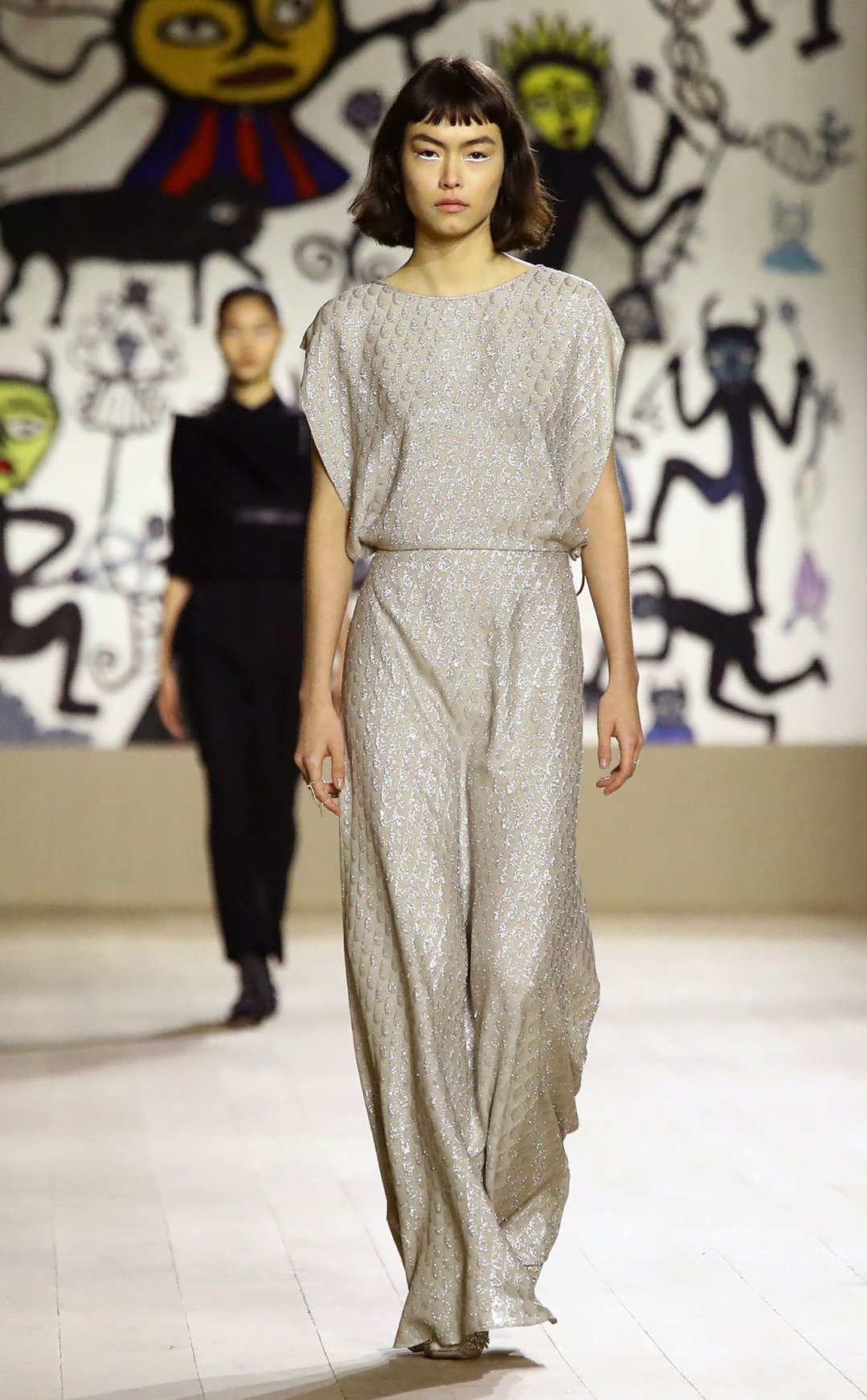 Dior's glittering craftmanship showcased on Paris runway | Daily Sabah