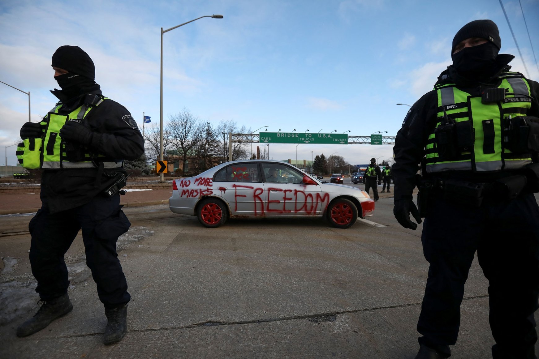 Canada police in standoff with protesters blocking bridge to US | Daily ...