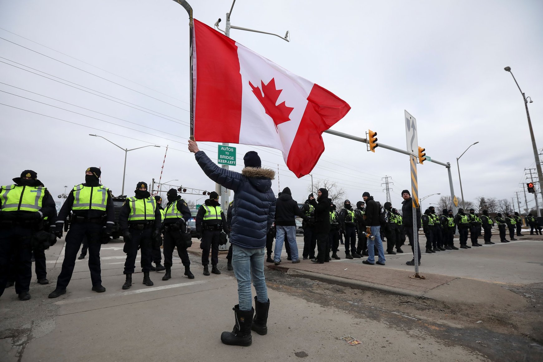 Canada police in standoff with protesters blocking bridge to US | Daily ...