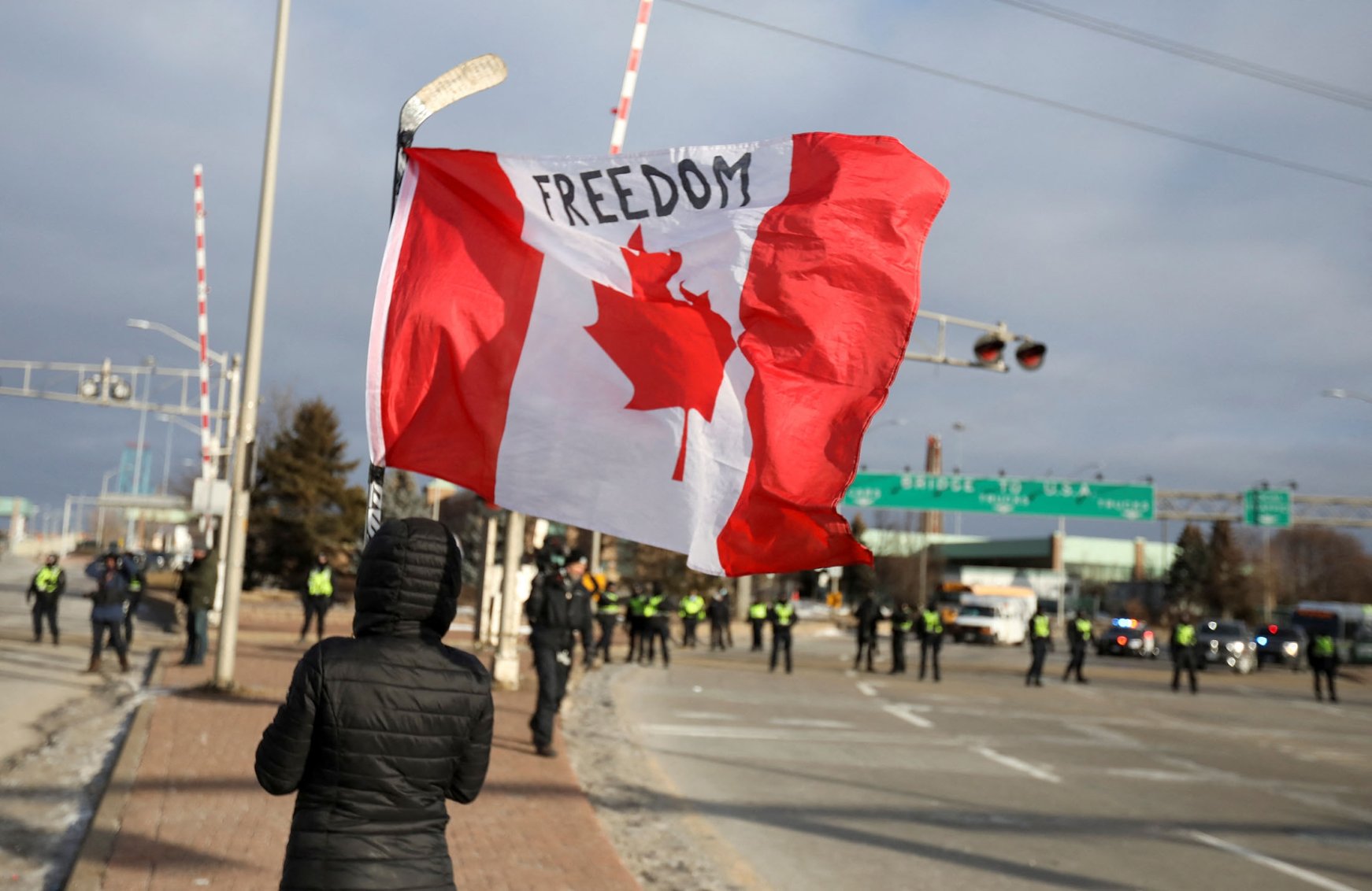 Canada police in standoff with protesters blocking bridge to US | Daily ...