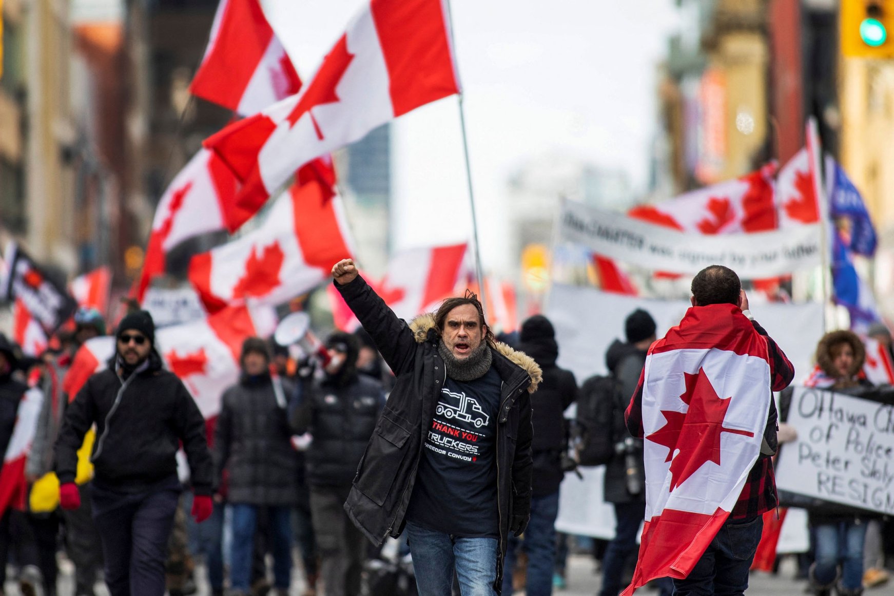 Canada police in standoff with protesters blocking bridge to US | Daily ...