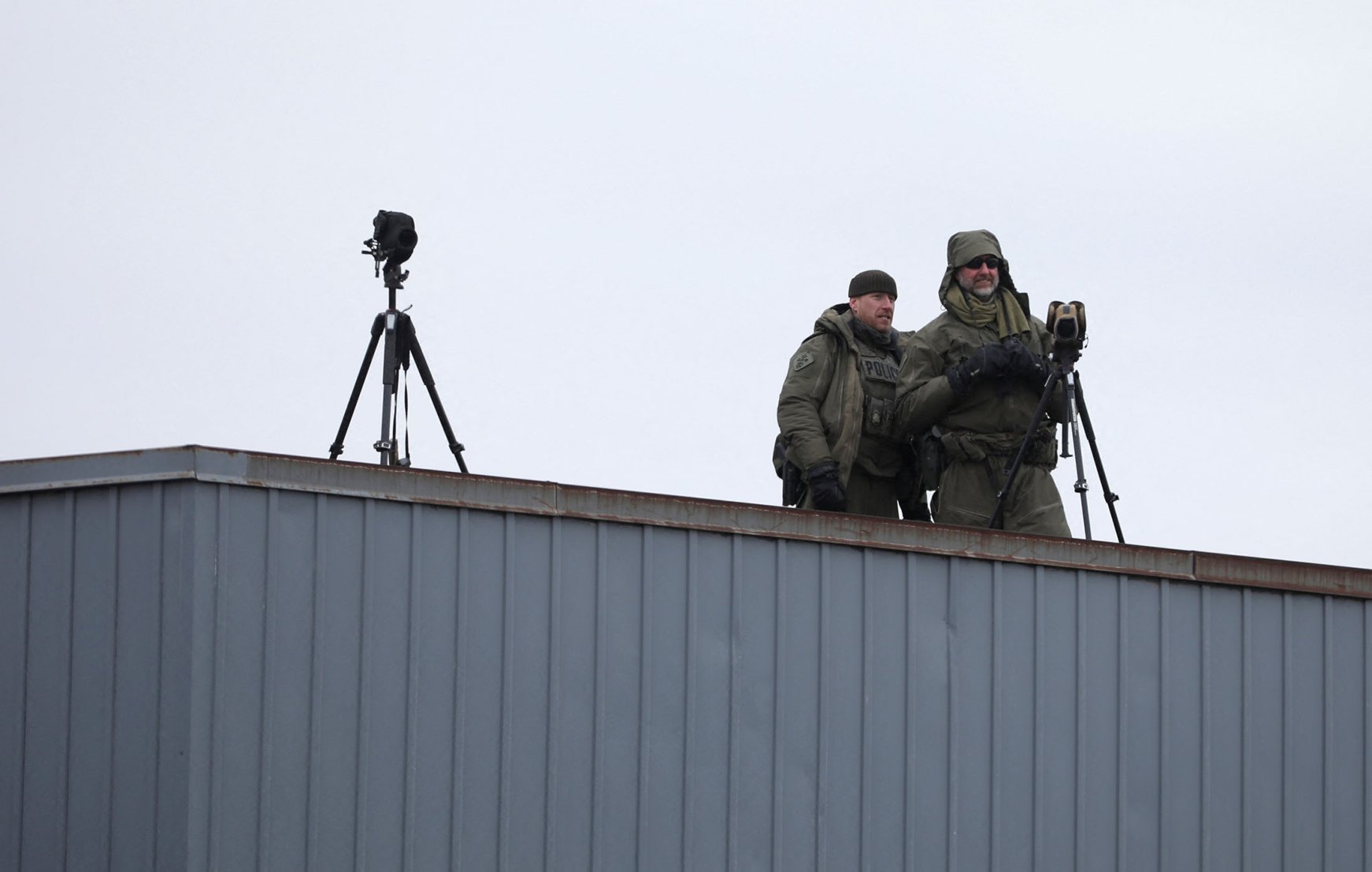 Canada police in standoff with protesters blocking bridge to US | Daily ...