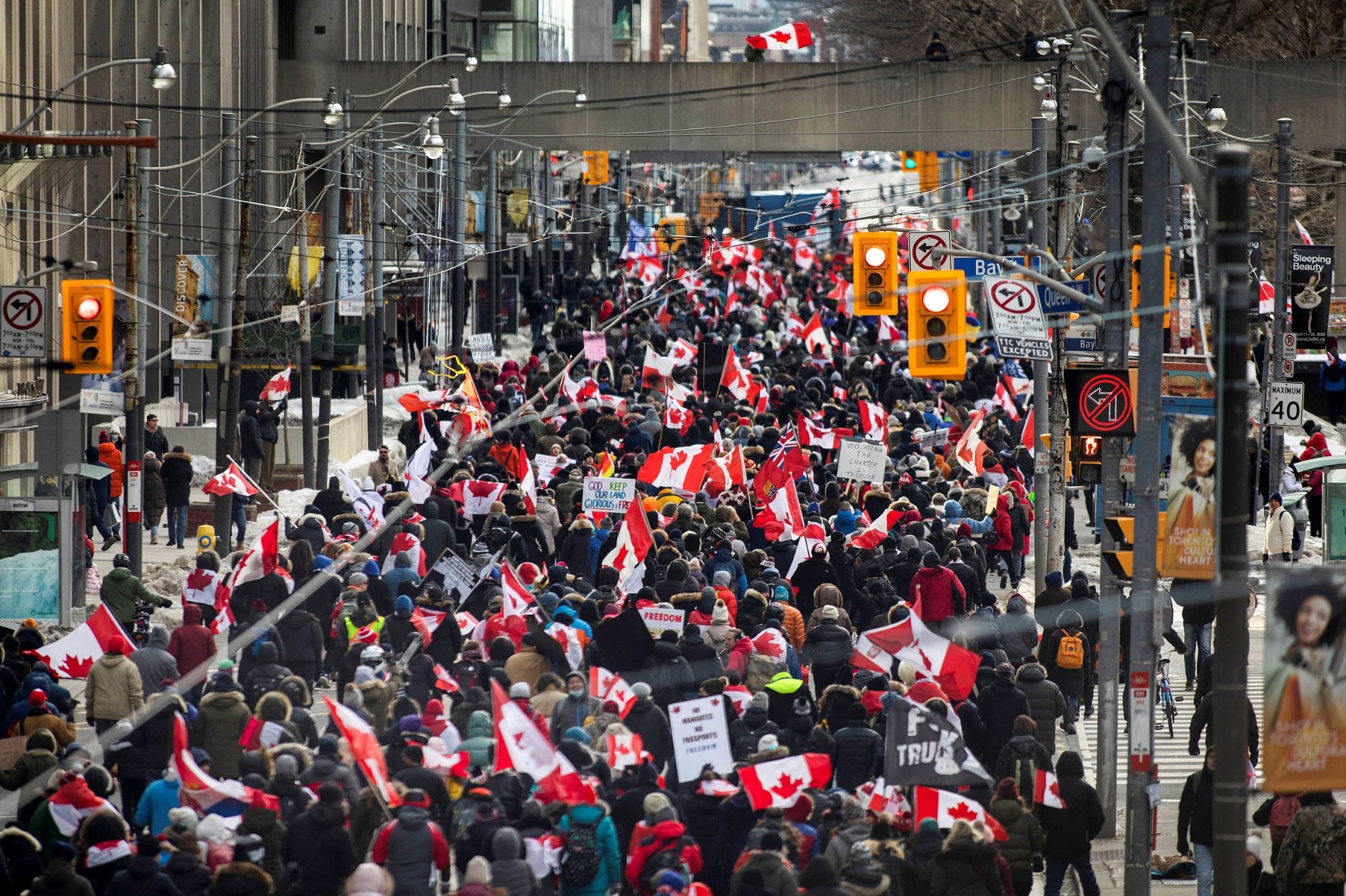 Canada police in standoff with protesters blocking bridge to US | Daily ...