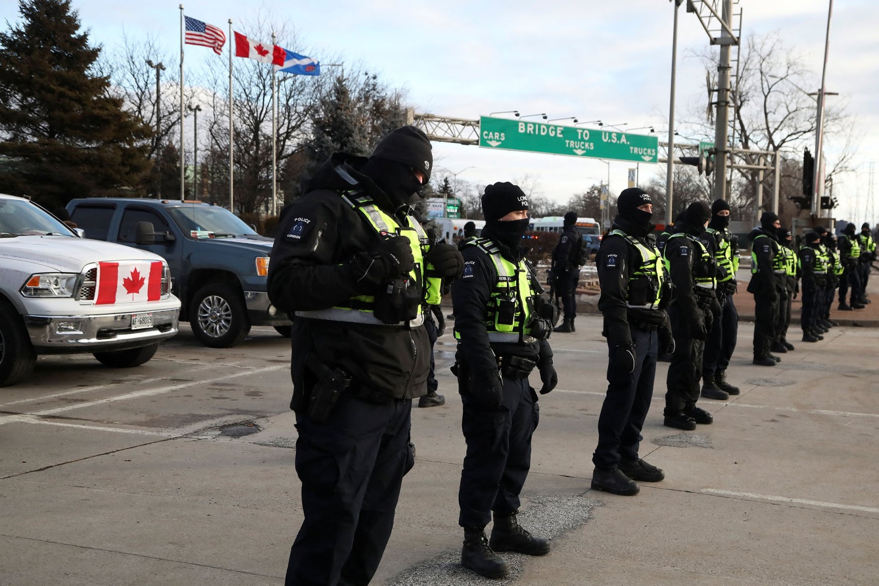 Canada police in standoff with protesters blocking bridge to US | Daily ...