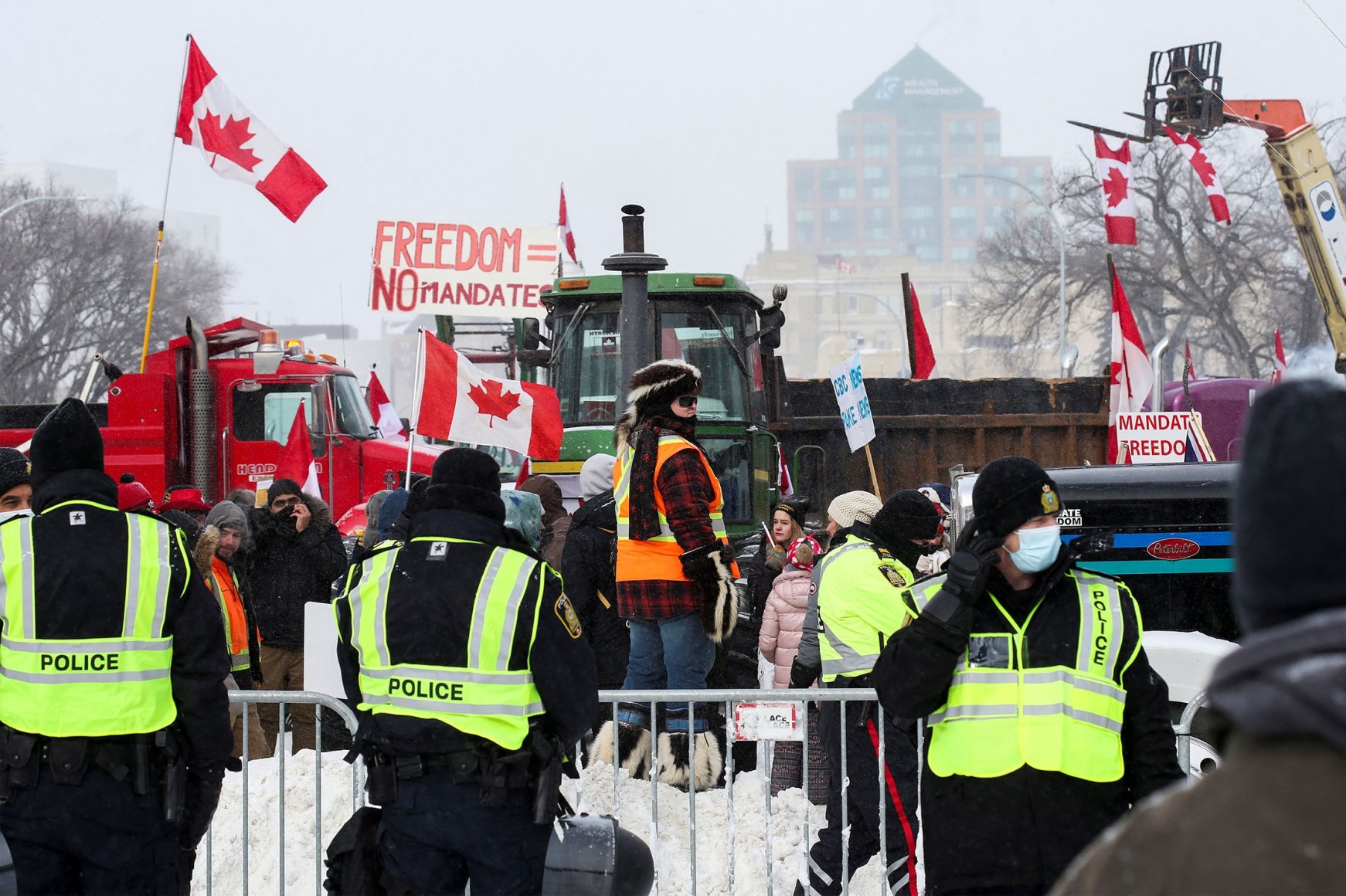 Canada police in standoff with protesters blocking bridge to US | Daily ...