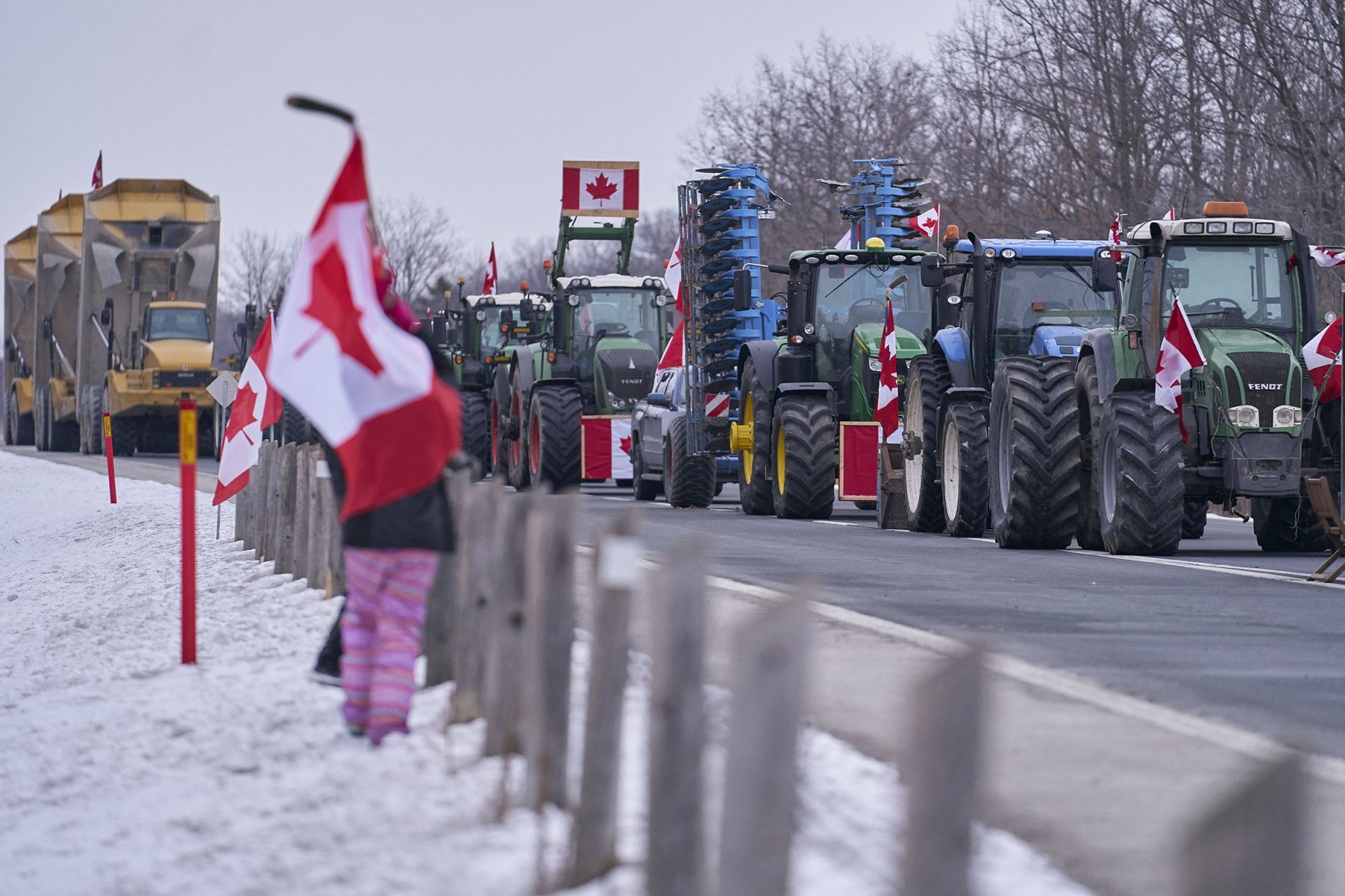 Canada police in standoff with protesters blocking bridge to US | Daily ...