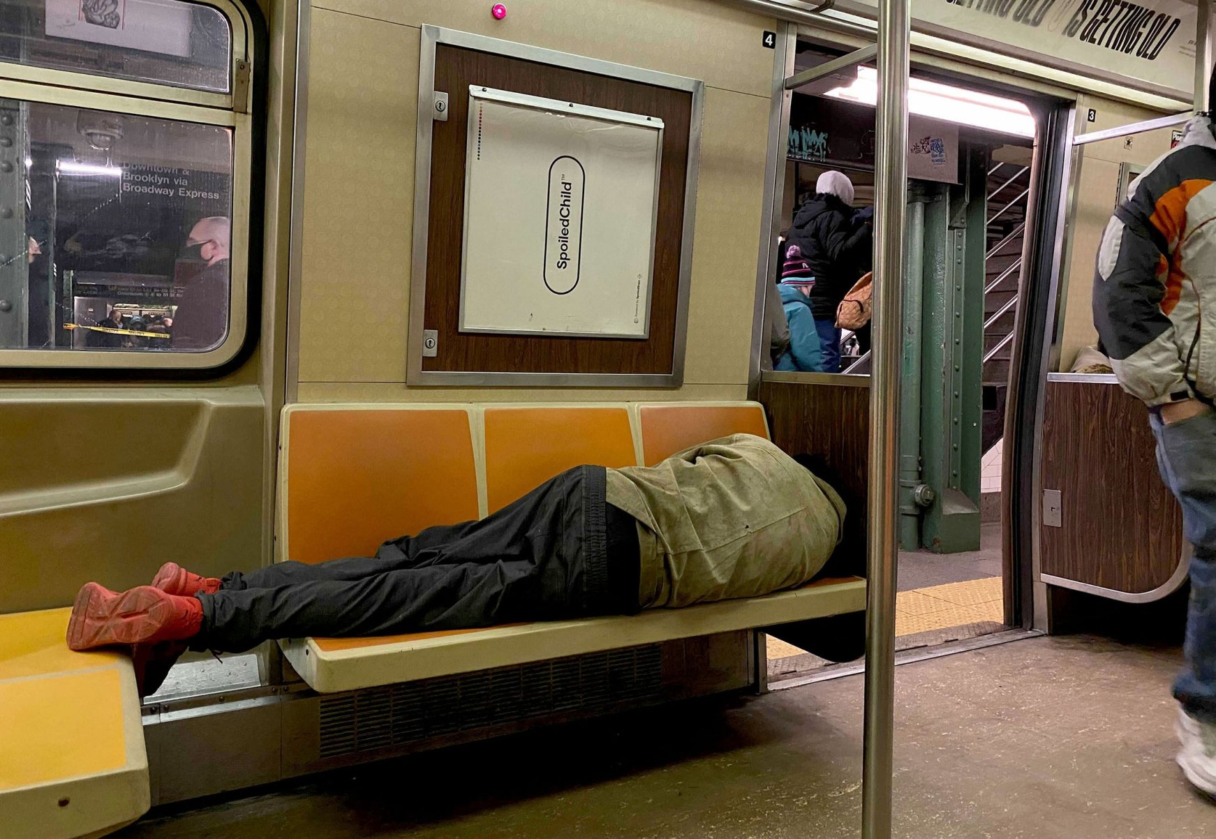 New York City to stop homeless people staying on subways | Daily Sabah