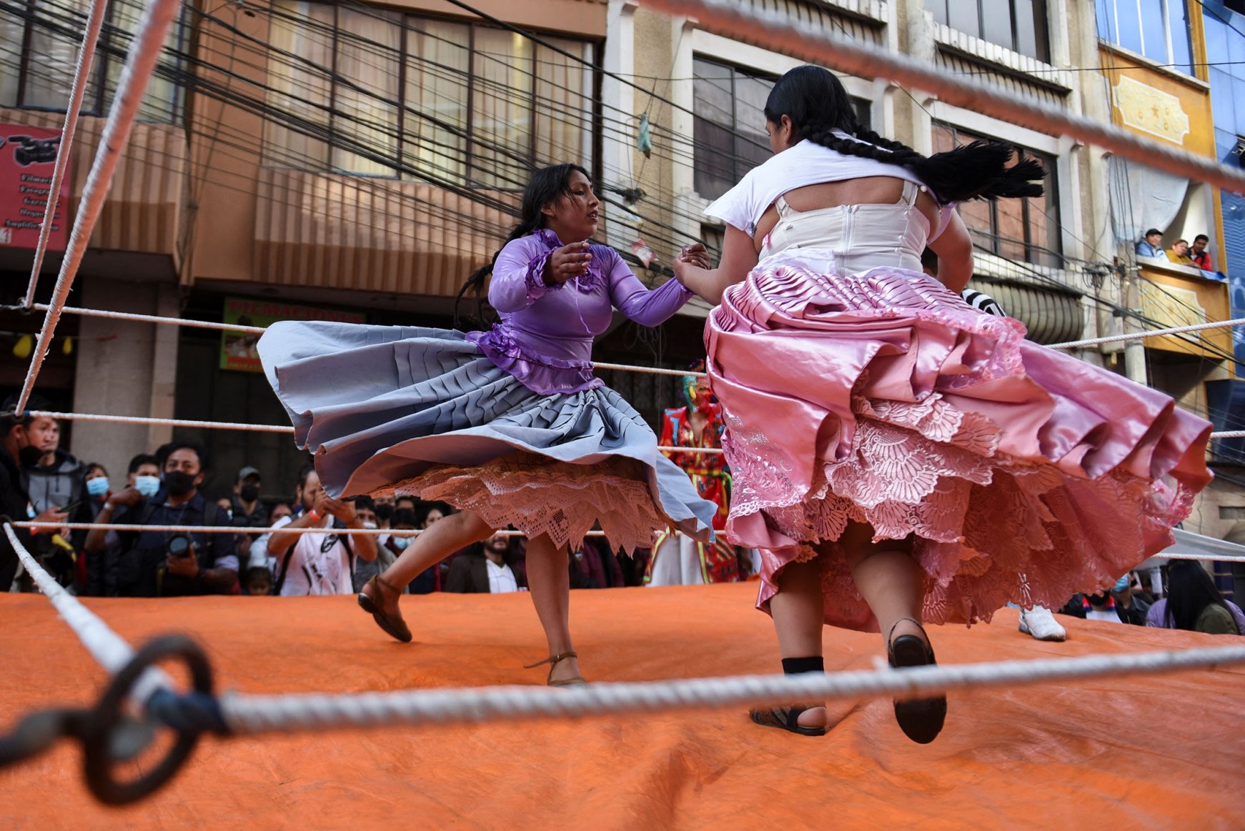 Bolivia's cholita wrestlers duke it out on the street | Daily Sabah