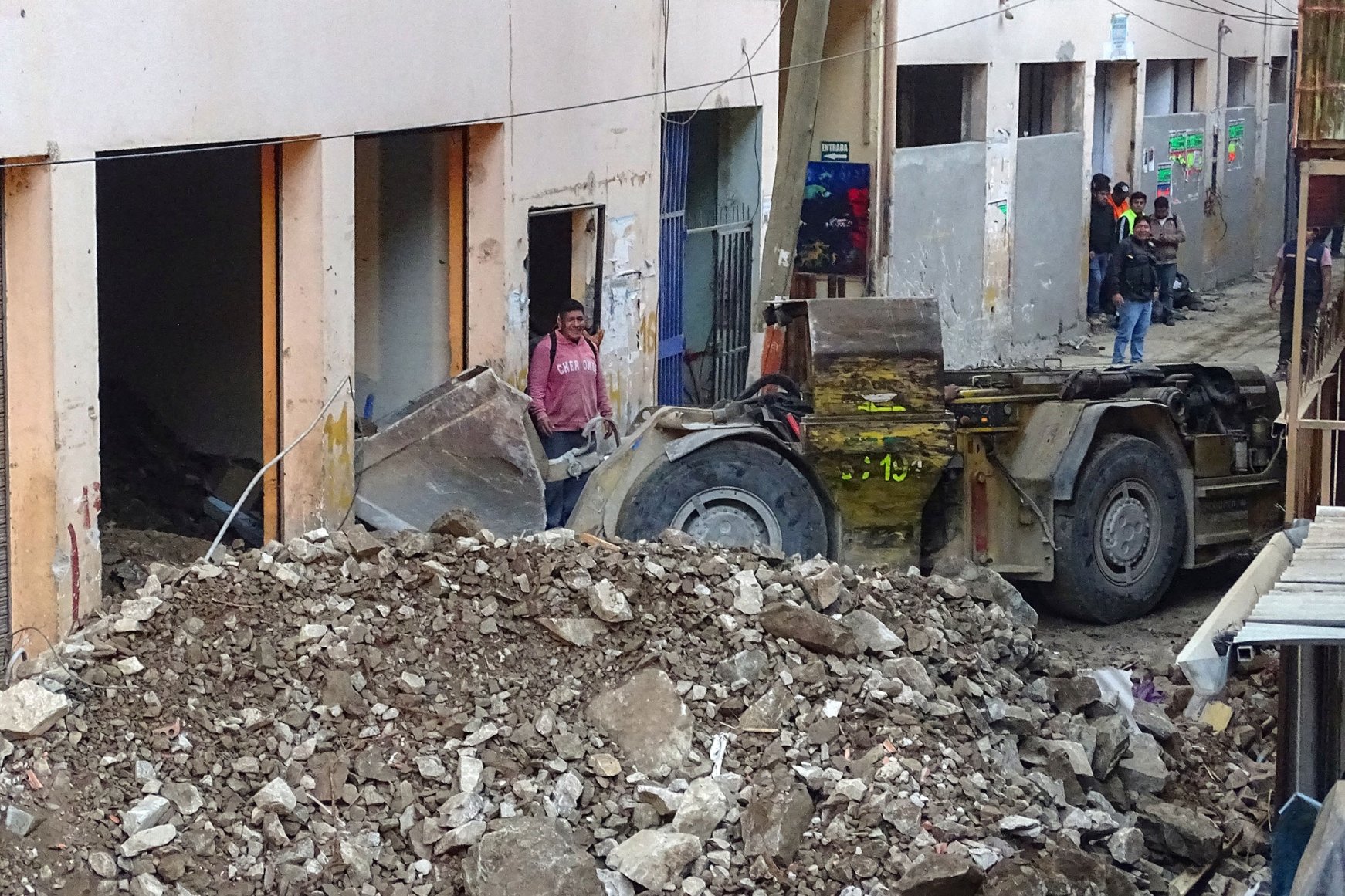 Landslide hits Peruvian town, buries dozens of houses | Daily Sabah