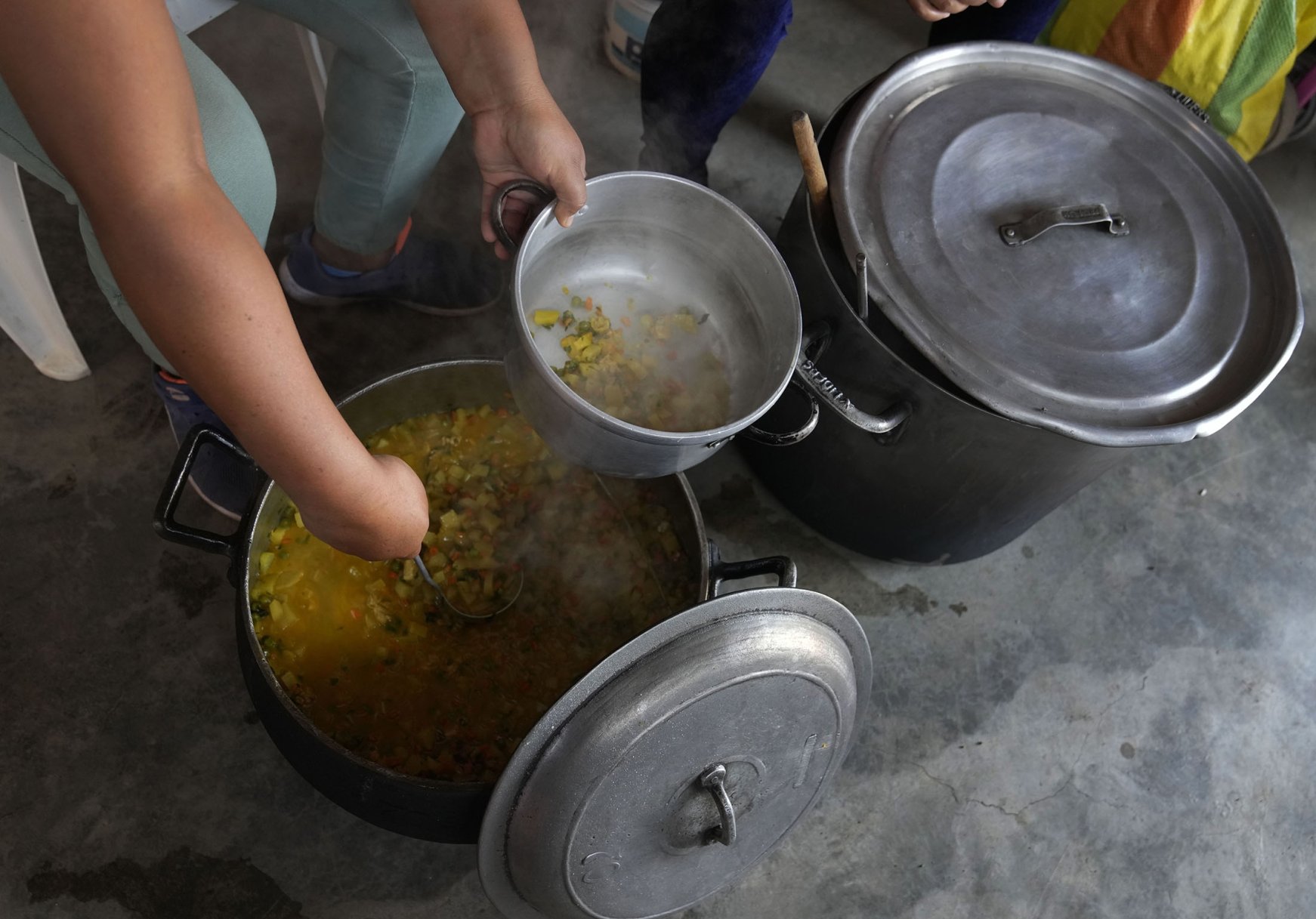 Facing hunger, Peru's poor band together with 'common pots' | Daily Sabah