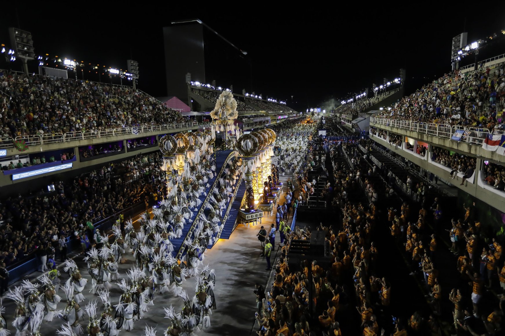 Feathers, headpieces and samba: Rio Carnival back in full force | Daily ...