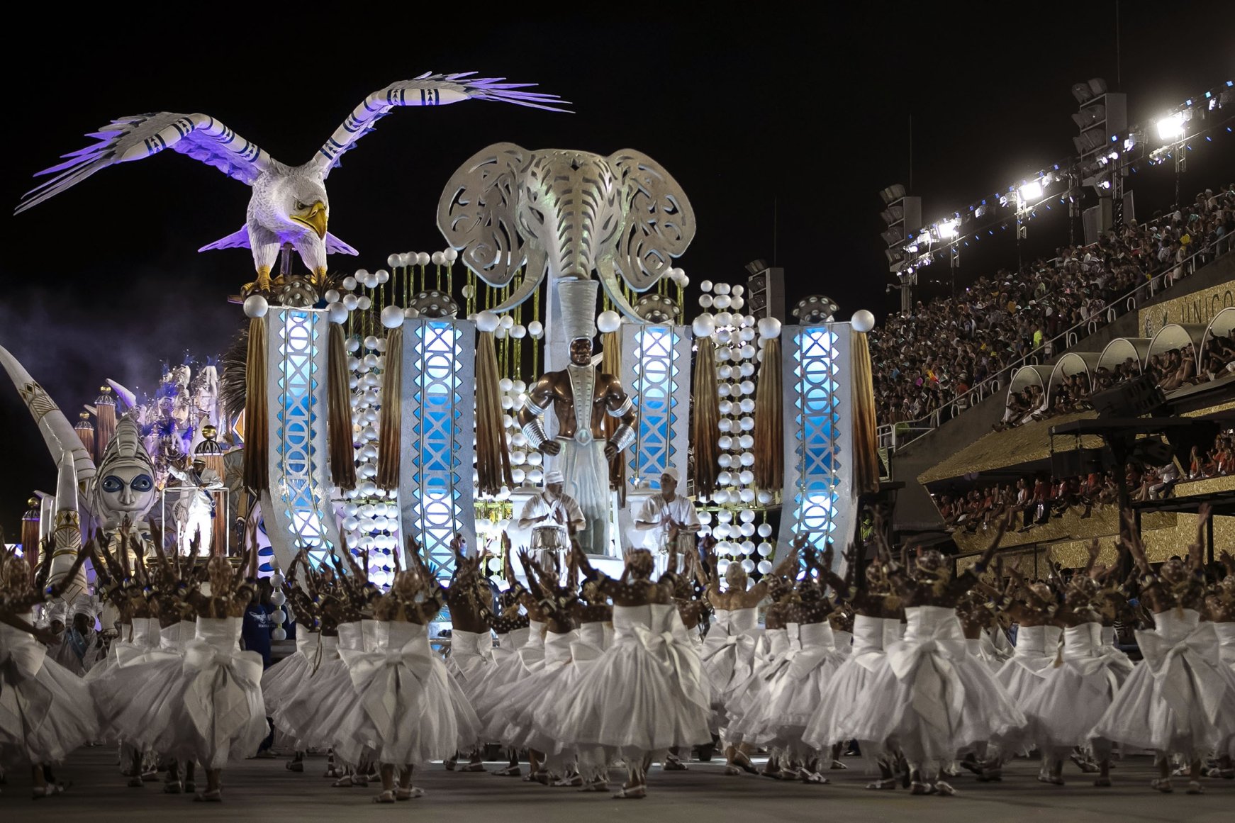 Feathers, headpieces and samba: Rio Carnival back in full force | Daily ...