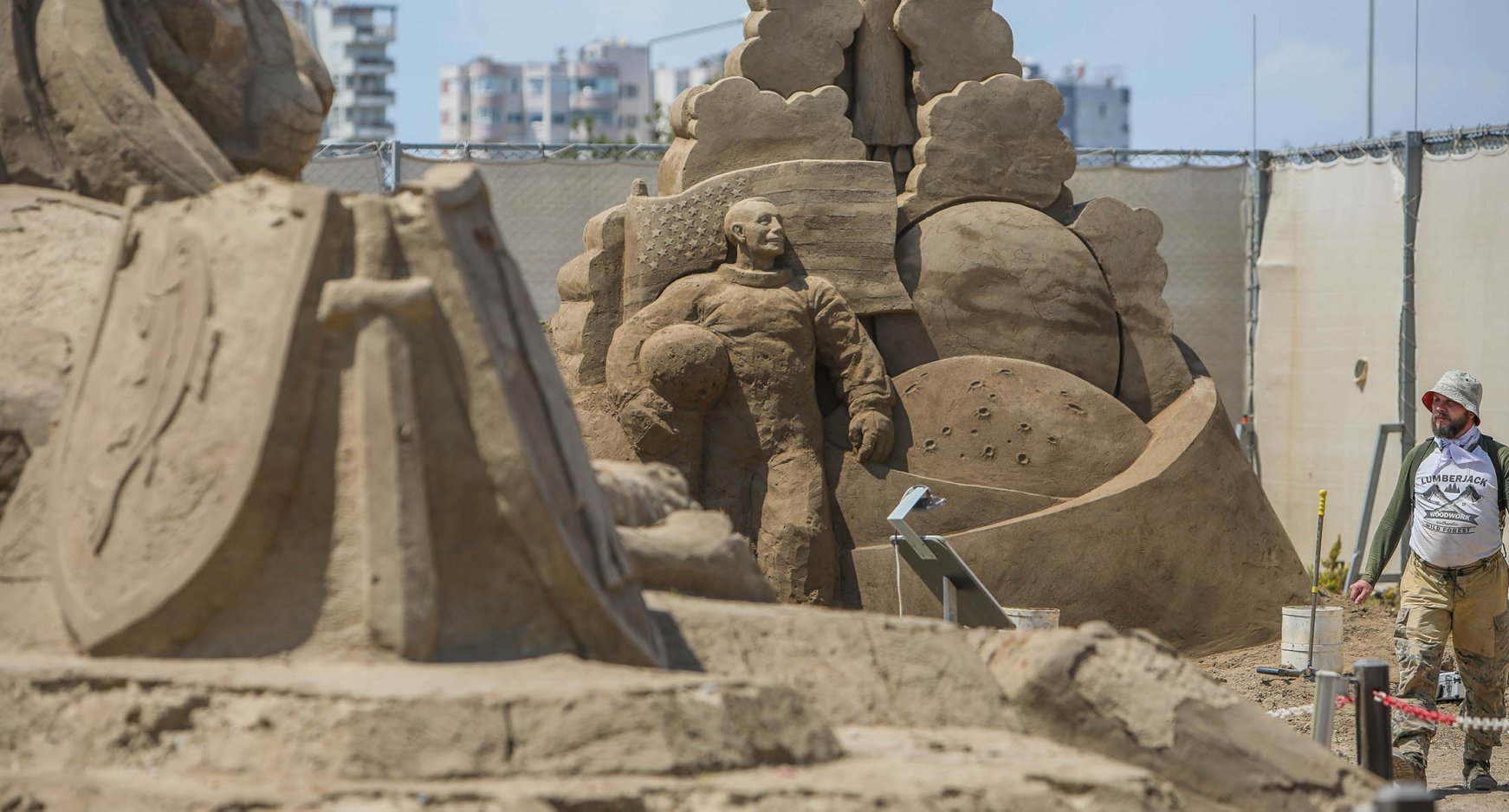 Sand art ground space themes in Antalya festival | Daily Sabah