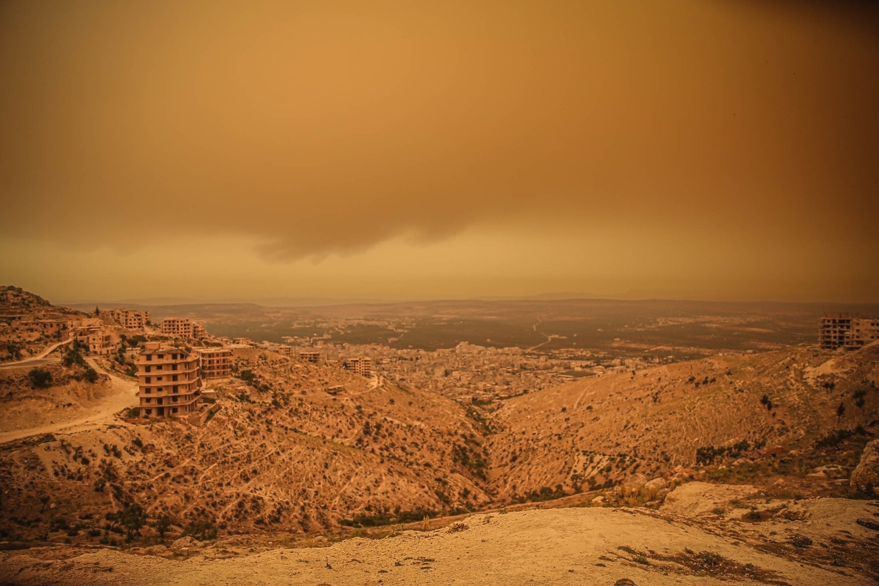 Fierce sandstorm takes hold of Syria's Idlib with orange vistas | Daily ...