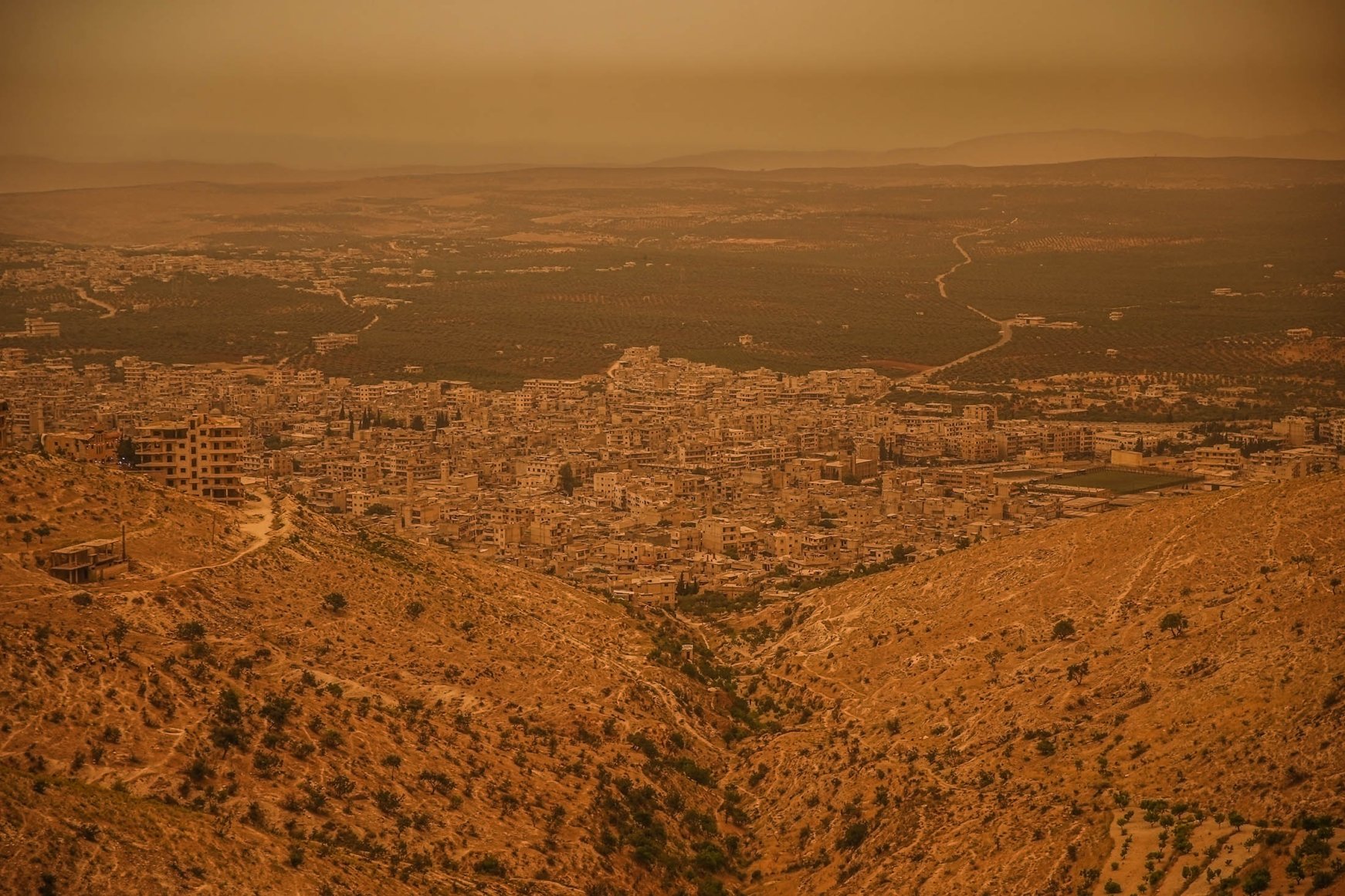 Fierce sandstorm takes hold of Syria's Idlib with orange vistas | Daily ...