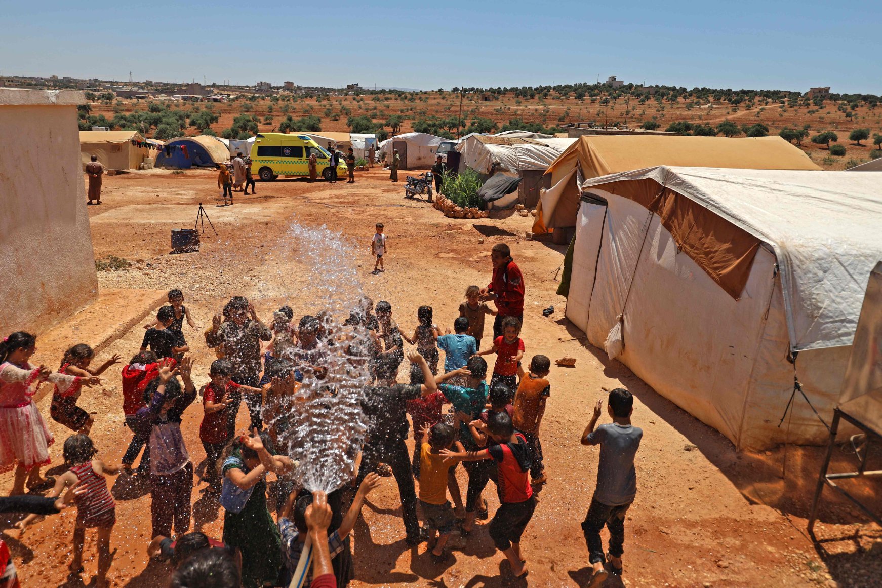 Displaced Syrians try to survive extreme heat | Daily Sabah