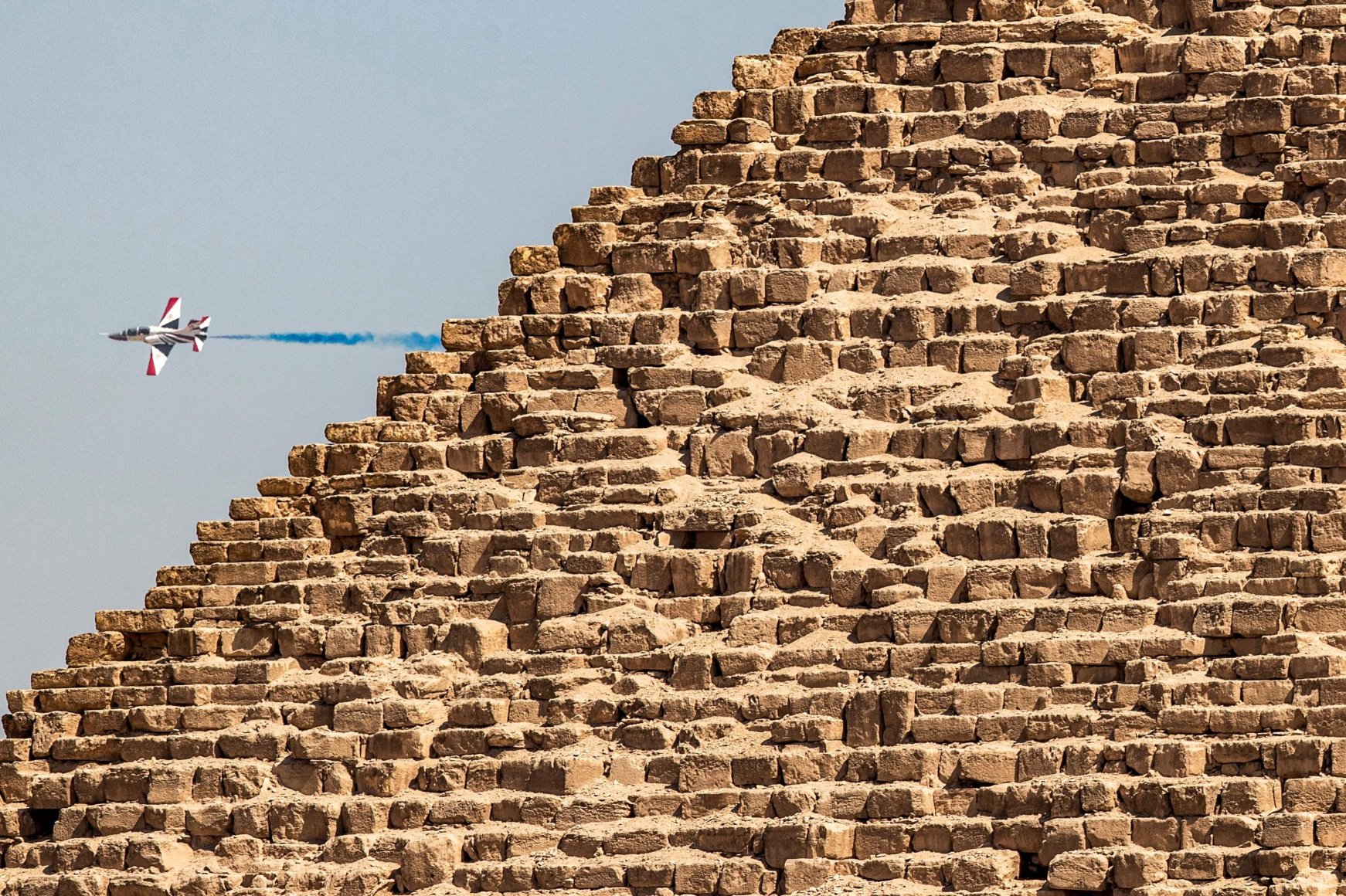 Air show at Egyptian Pyramids plateau adorns sky | Daily Sabah