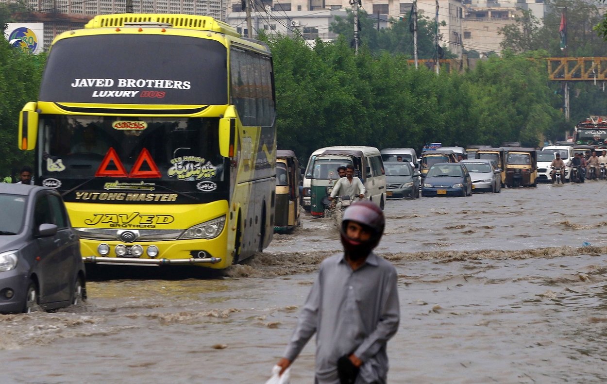Pakistanis continue their lives through prolonged floods | Daily Sabah