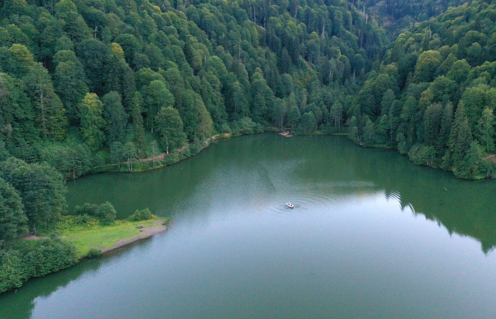 Türkiye's Borçka Karagöl Nature Park hosts 410,000 people | Daily Sabah