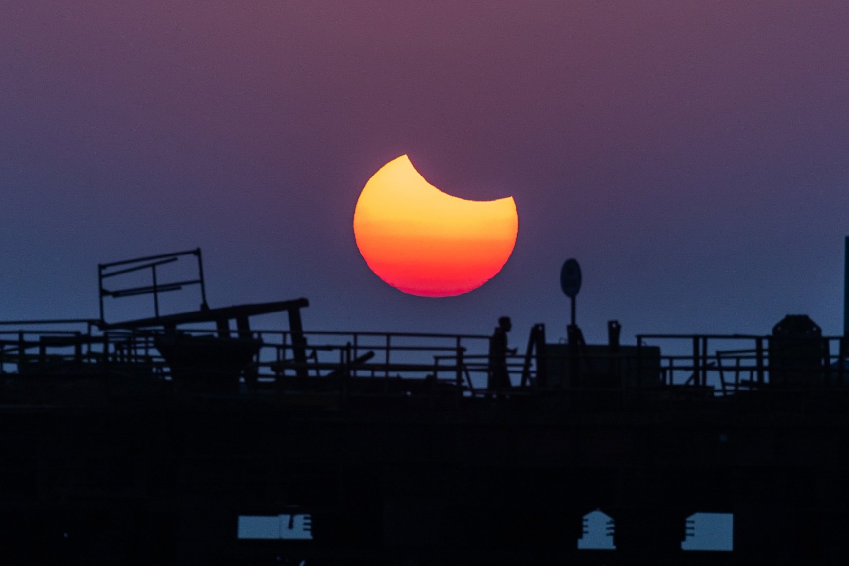 Partial solar eclipse mesmerizes millions across world | Daily Sabah