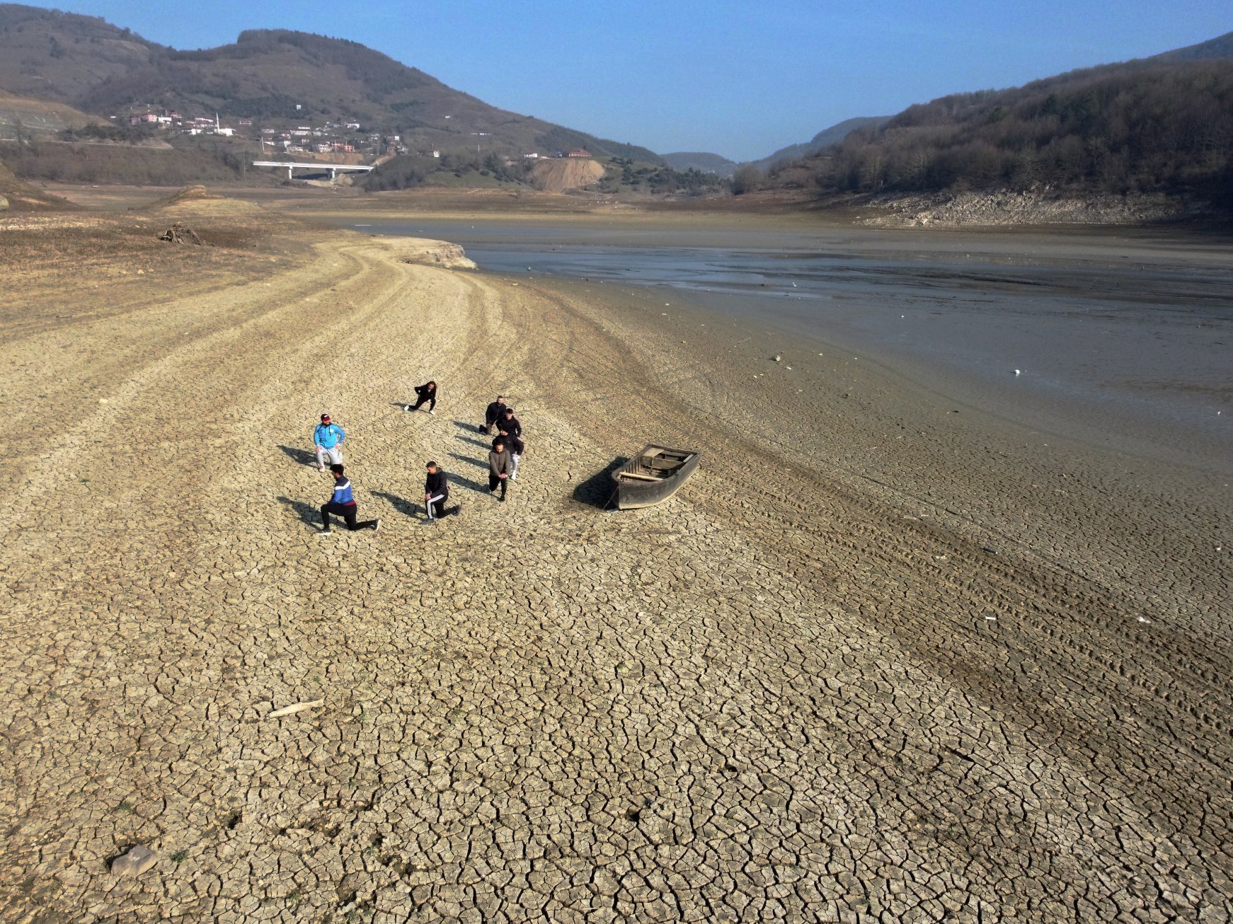 Turkish athletes train around dried dam to raise awareness | Daily Sabah