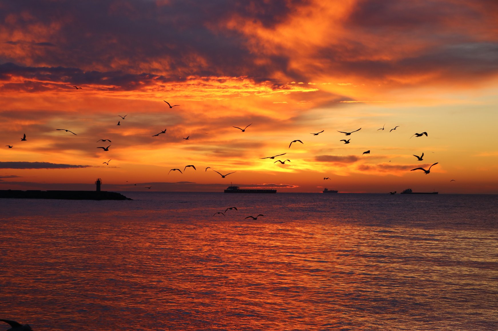 Türkiye's northwestern Tekirdağ awakes to stunning red sky | Daily Sabah