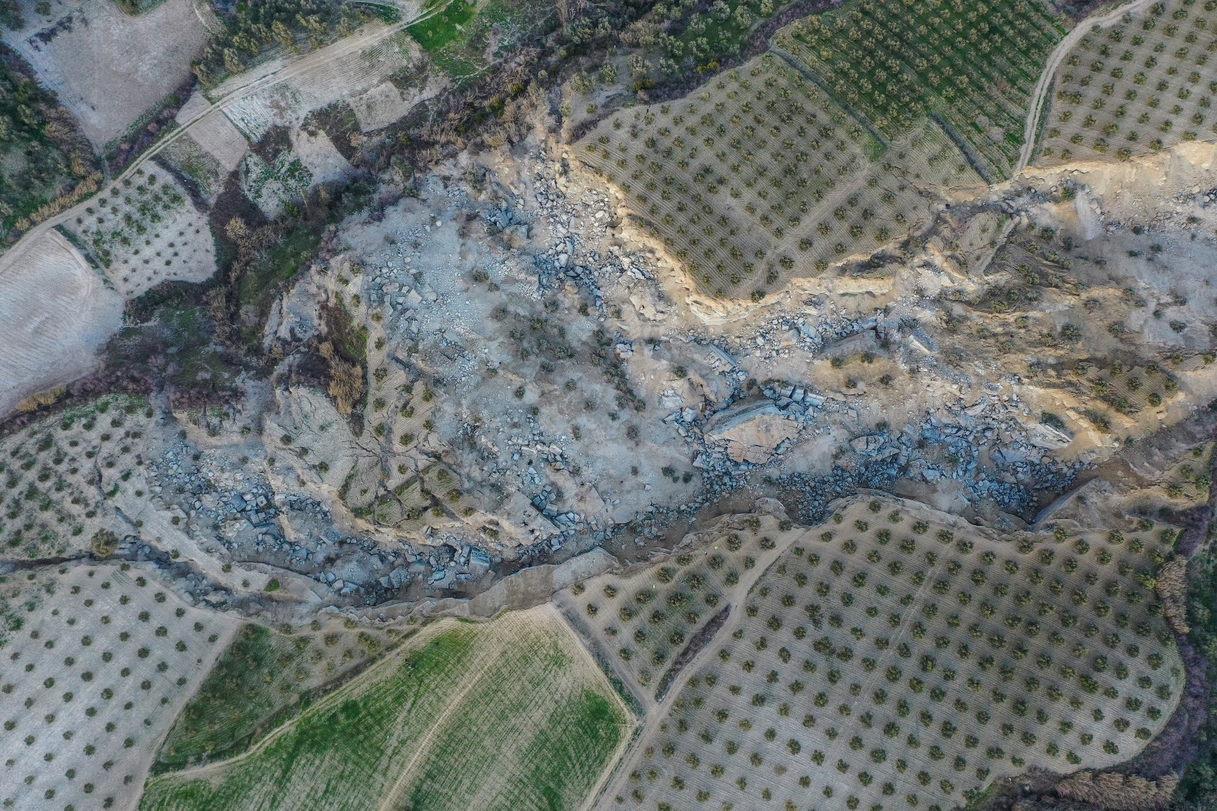 Quakes cause 50-meter-deep valley on farmland in Türkiye's Hatay ...