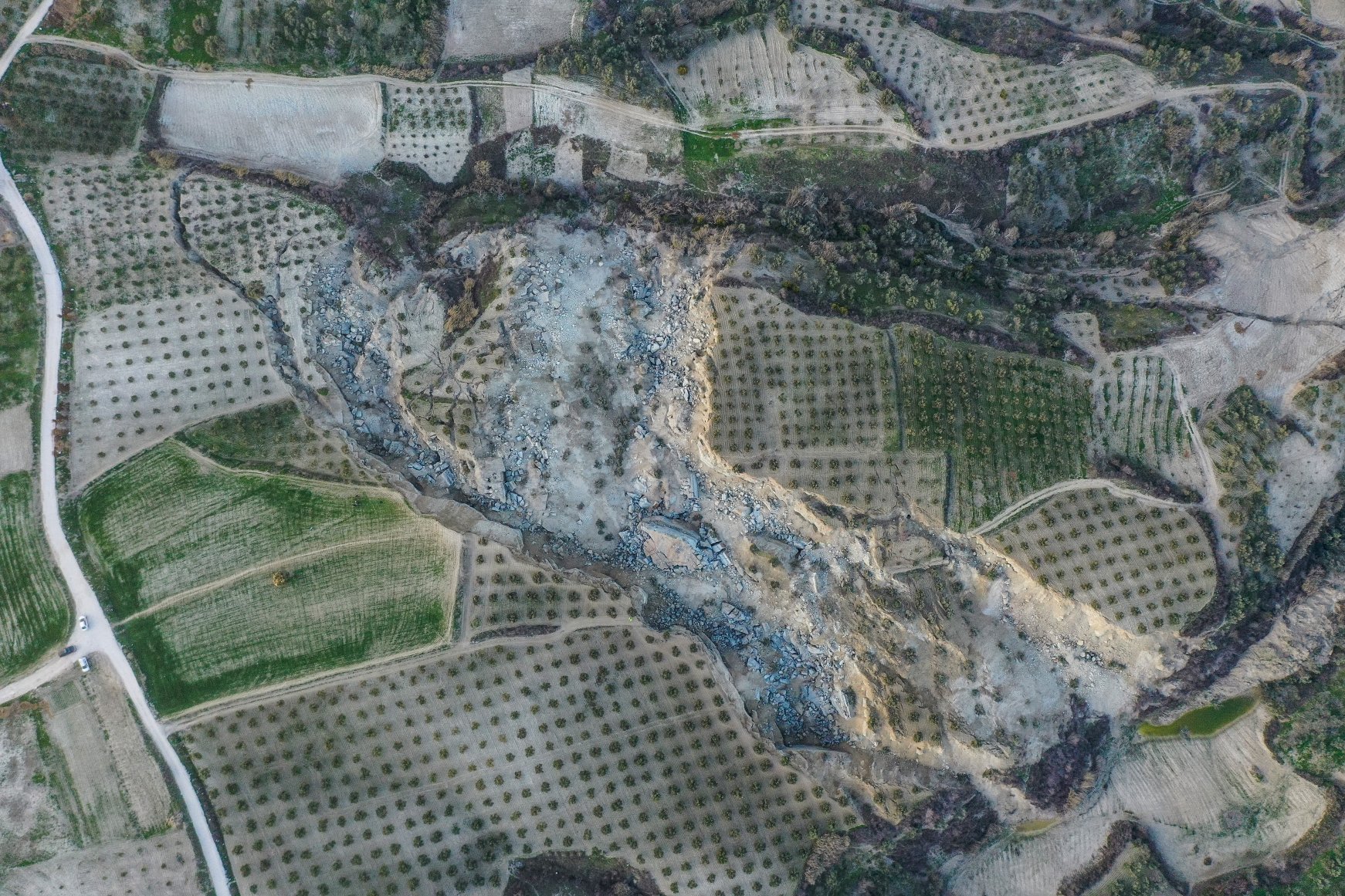 Quakes cause 50-meter-deep valley on farmland in Türkiye's Hatay ...