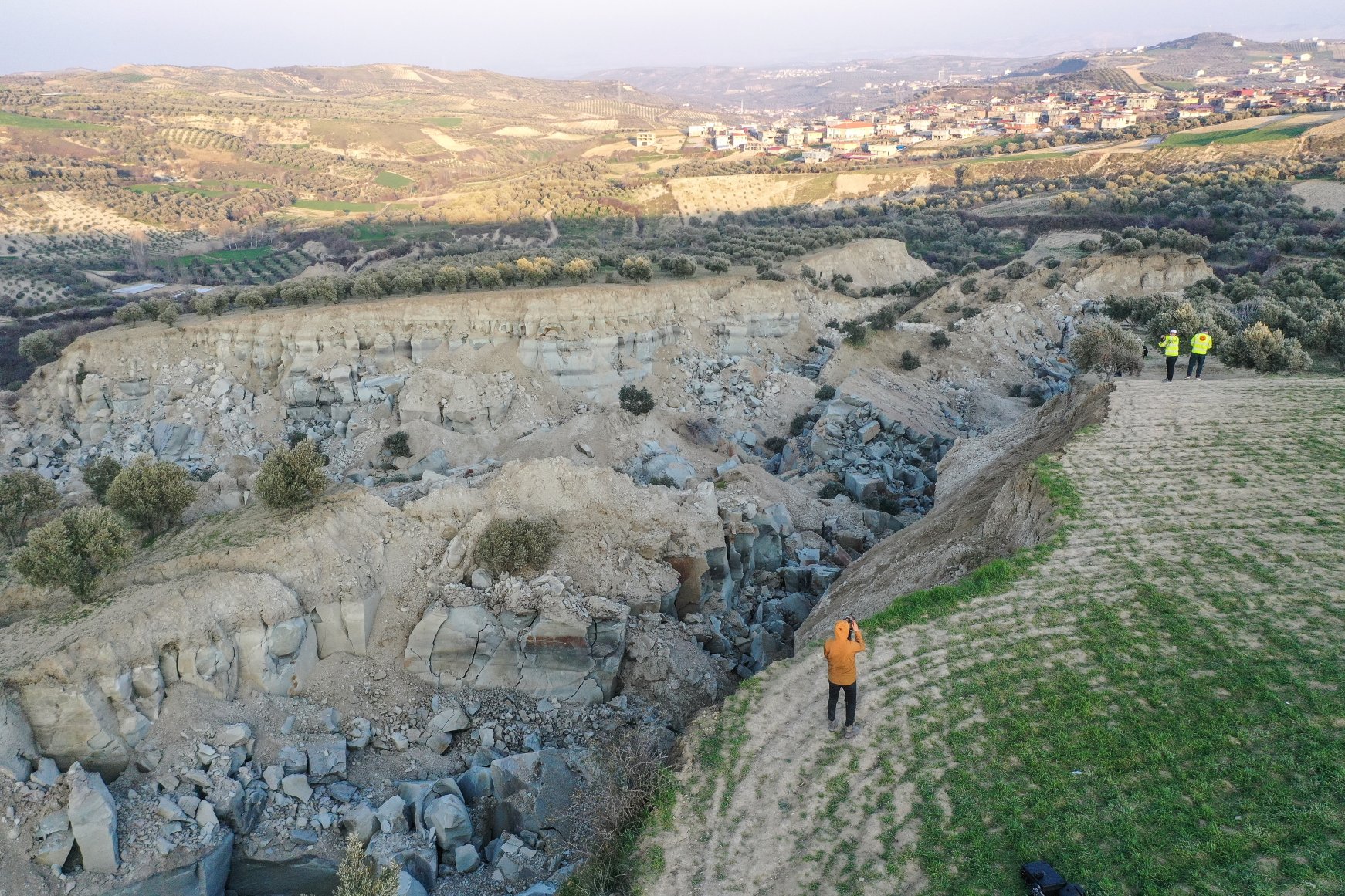 Quakes cause 50-meter-deep valley on farmland in Türkiye's Hatay ...