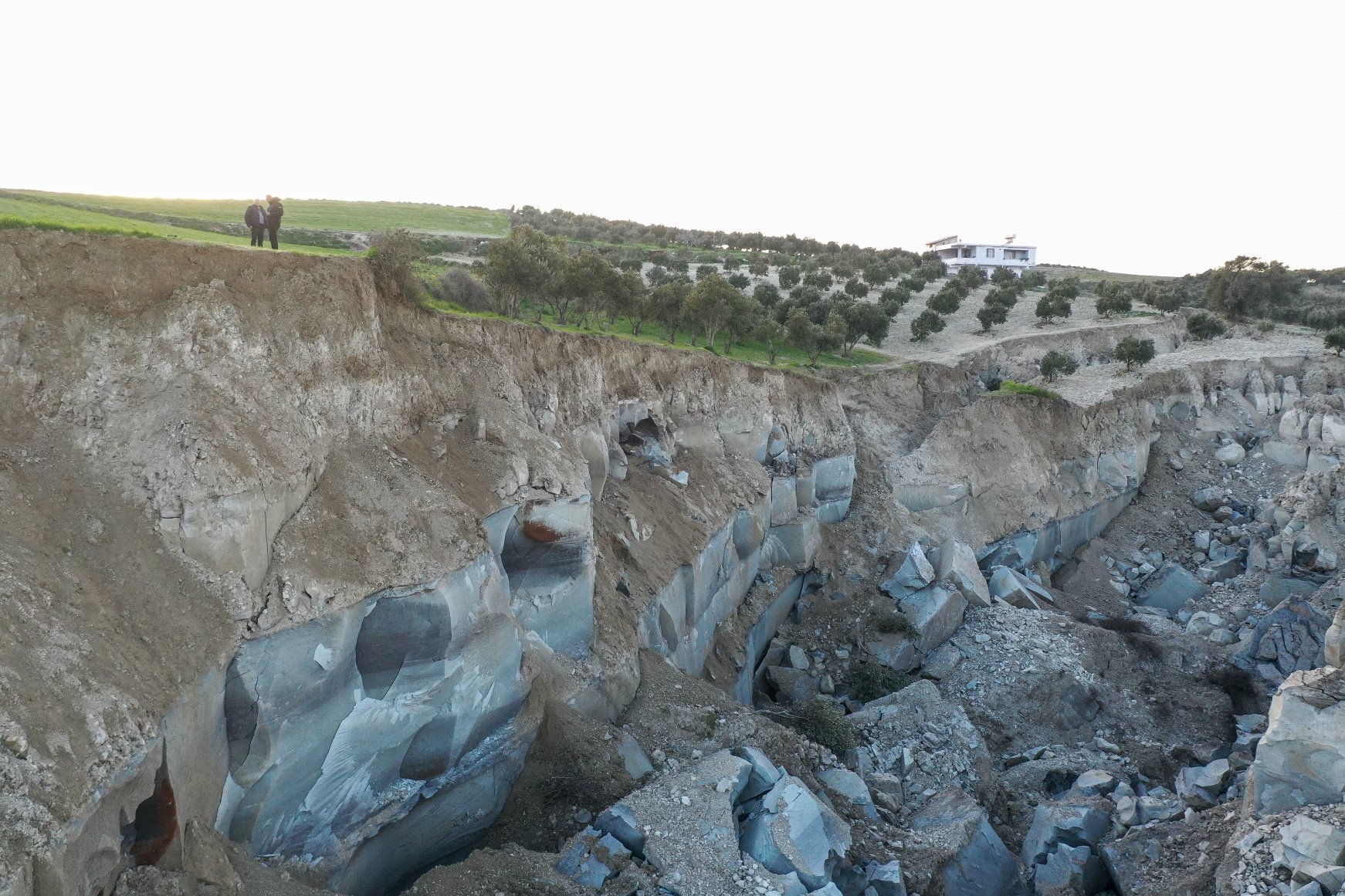 Quakes cause 50-meter-deep valley on farmland in Türkiye's Hatay ...