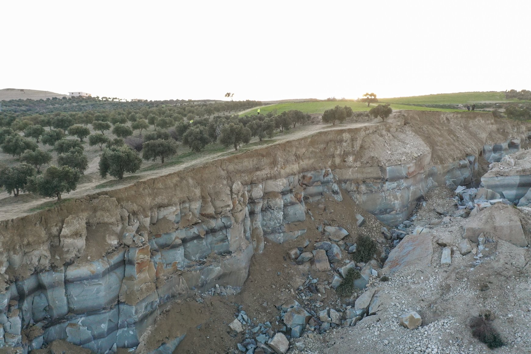 Quakes cause 50-meter-deep valley on farmland in Türkiye's Hatay ...