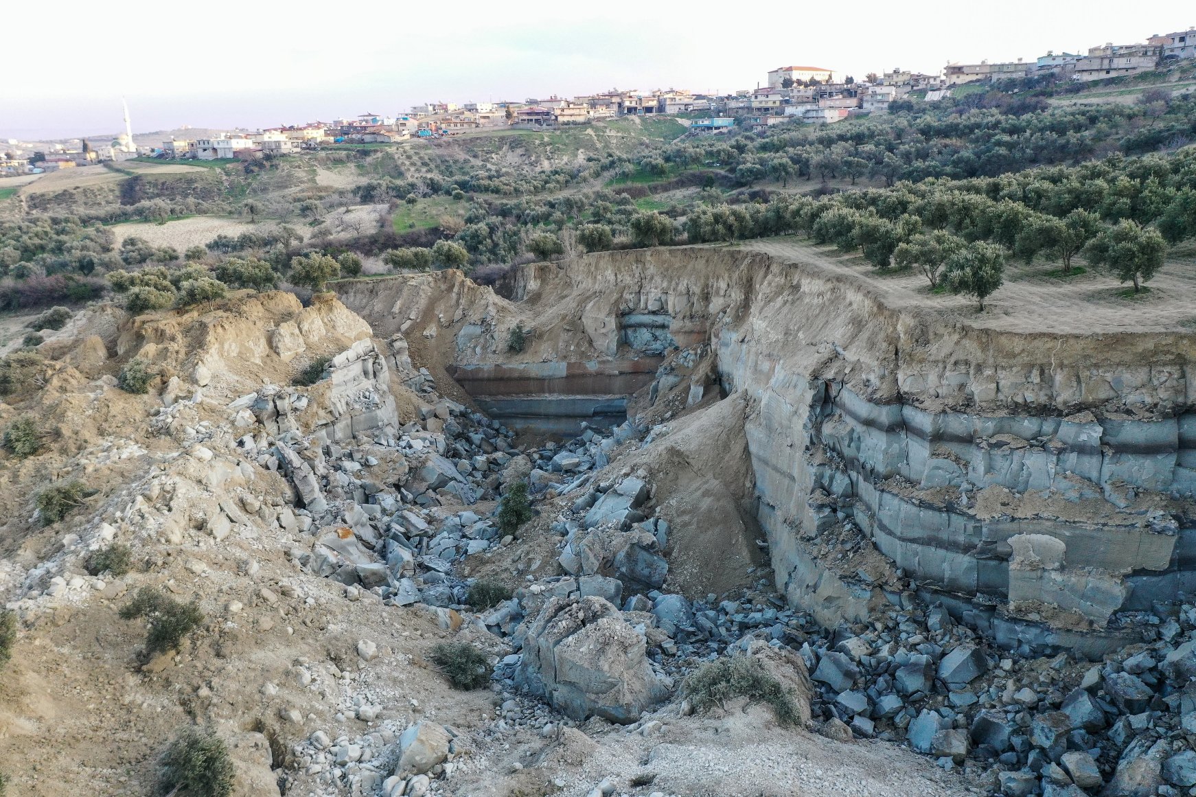 Quakes cause 50-meter-deep valley on farmland in Türkiye's Hatay ...
