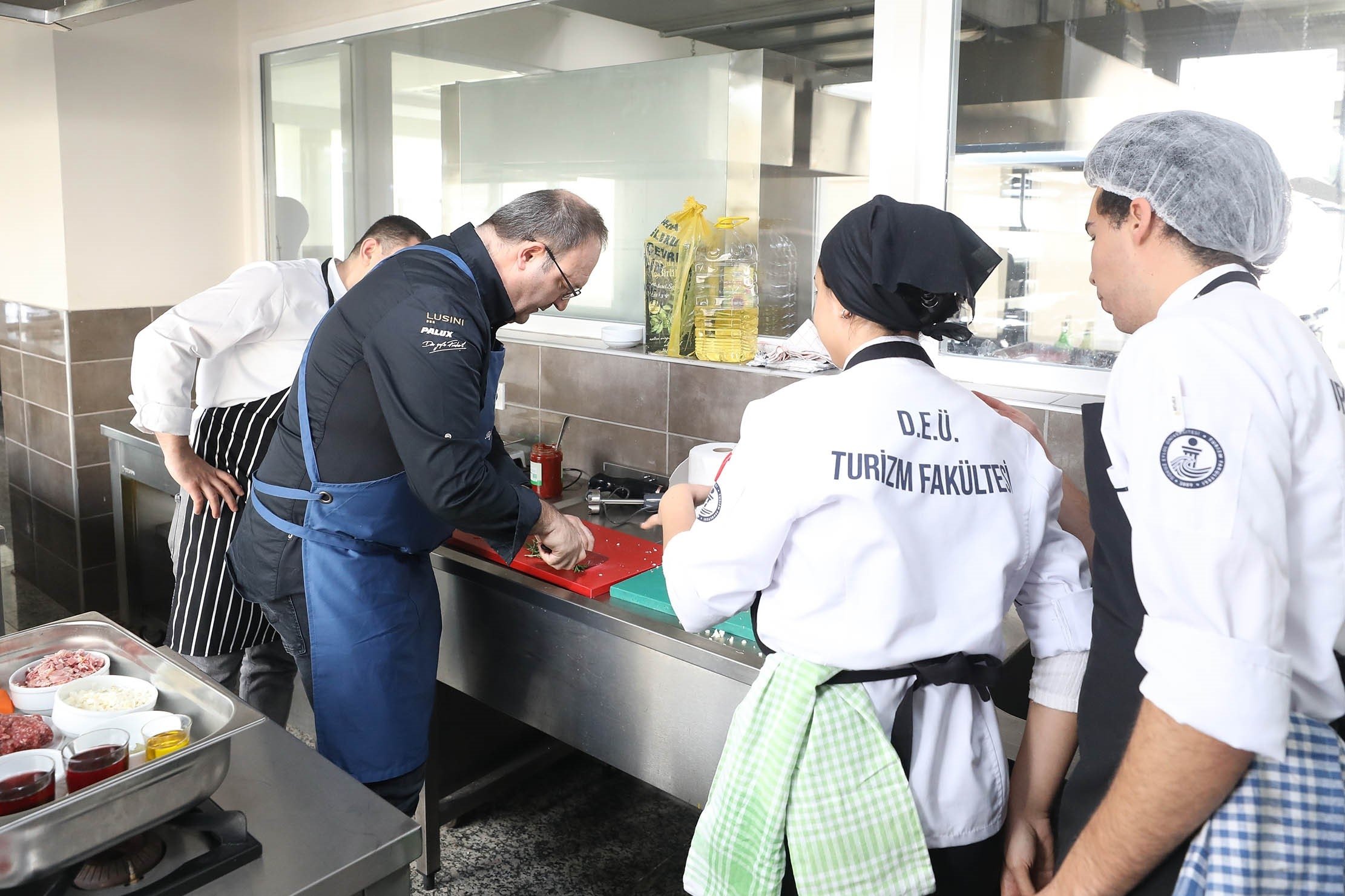 World-renowned chefs train impaired students in İzmir | Daily Sabah