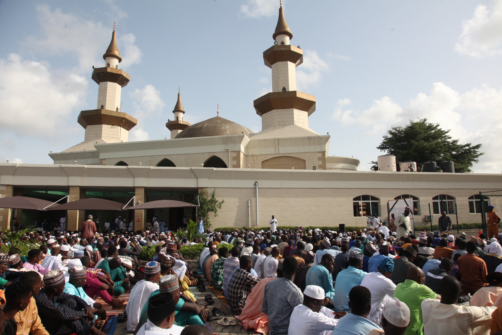 Joy as Eid al-Fitr celebrated around world | Daily Sabah